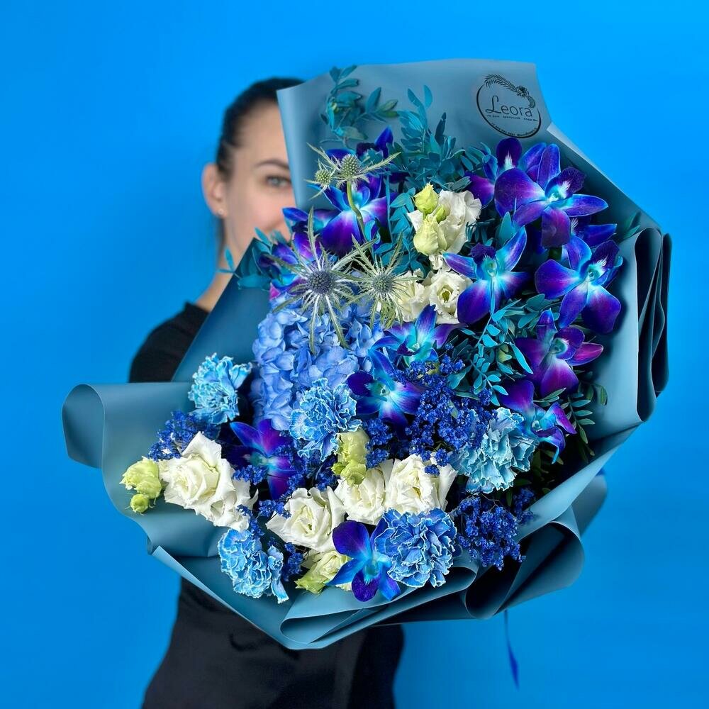 Букет из синих Орхидей, белой эустомы и диантуса. Авторский букет 582N