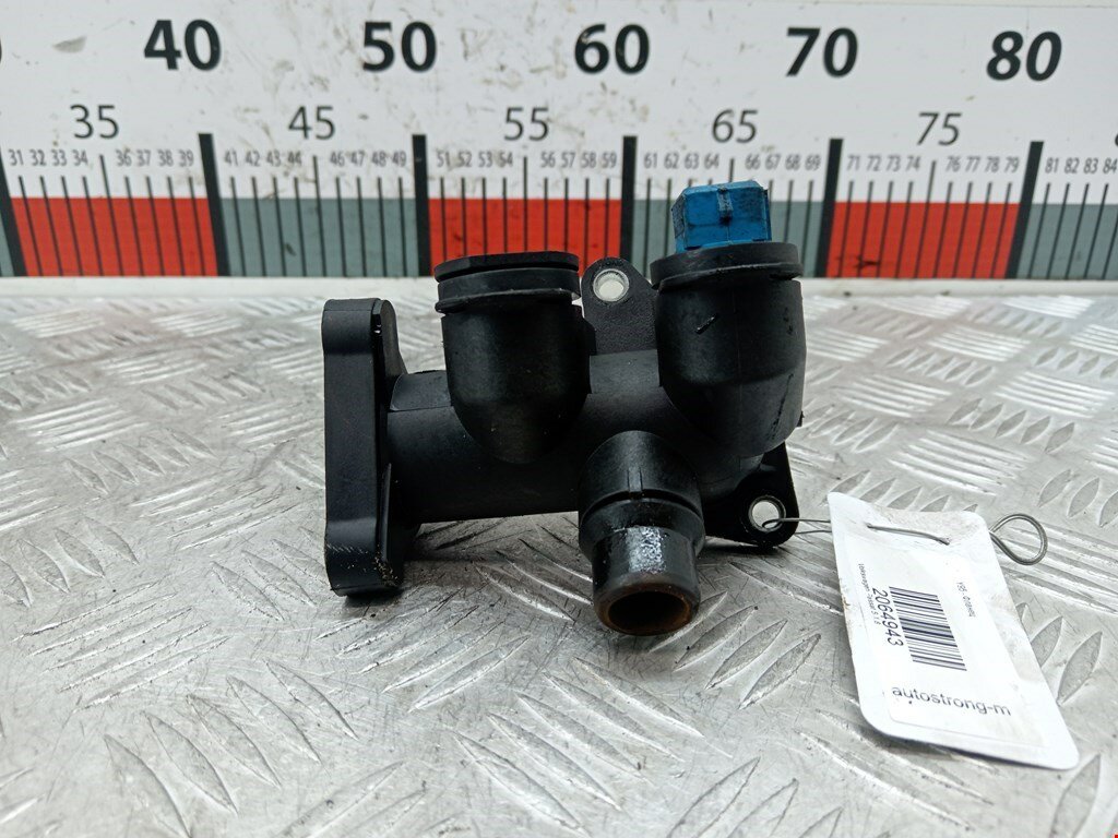 Фланец (штуцер системы охлаждения тройник) Volkswagen Passat 5 058121133B арт. 2064943