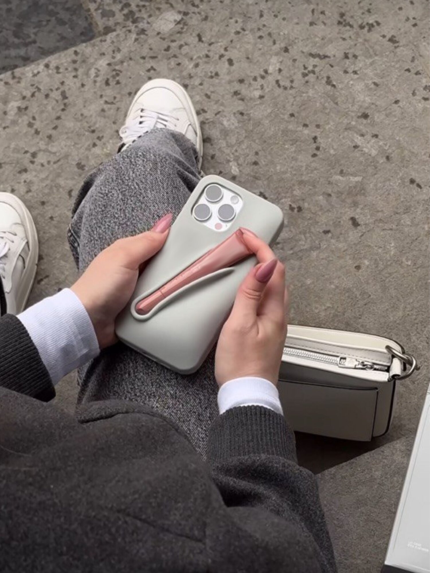 Чехол PRELESTI, для iPhone 15 PRO, серый, с держателем, для блеска, стильный