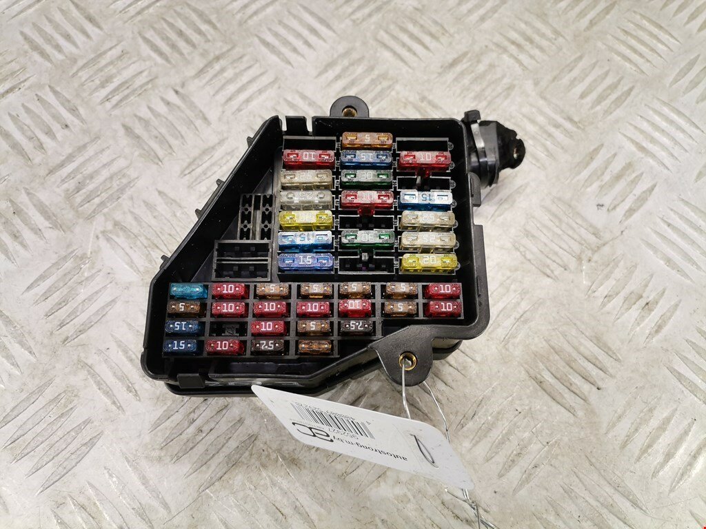 Блок предохранителей Volkswagen Golf 4 8D1941824 арт. 952927