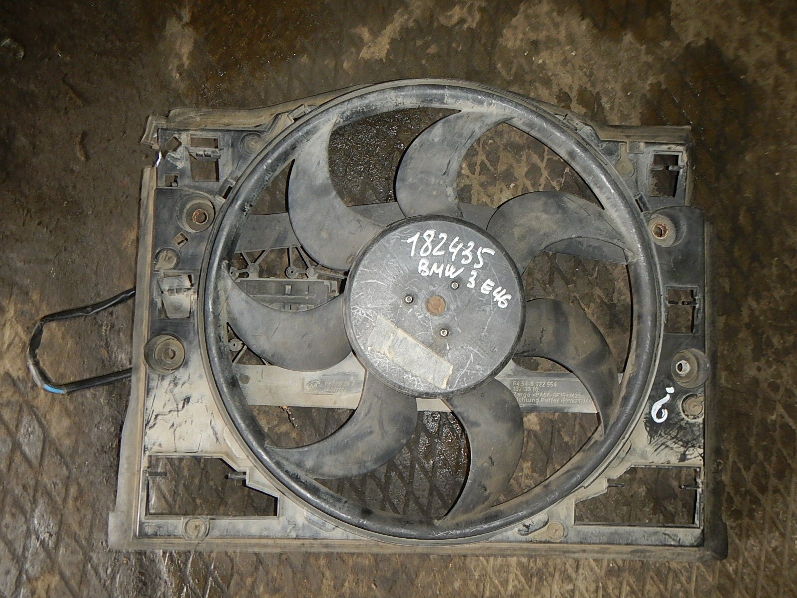 Б/У Диффузор вентилятора, BMW (БМВ)-3 (E46) (98-05) BMW 3 (E46) (98-05) отколот кусок. 182435 BMW арт. 64546922554