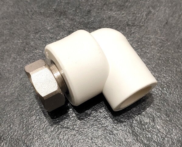 Угол полипропиленовый DIZAYN 25 мм х 3/4 ВР(г) с накидной гайкой