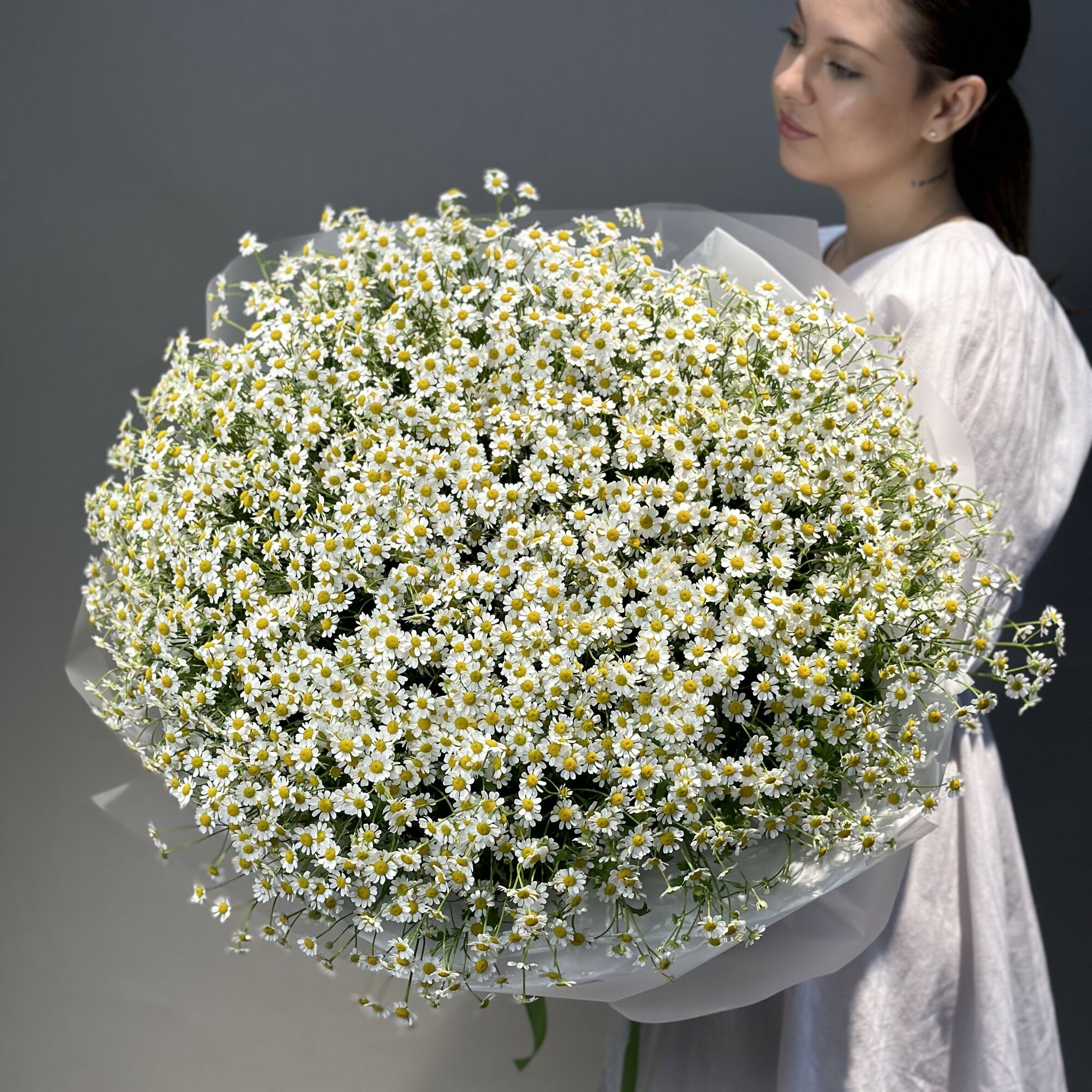 Пышный летний букет из 51 кустовых полевых ромашек в упаковку