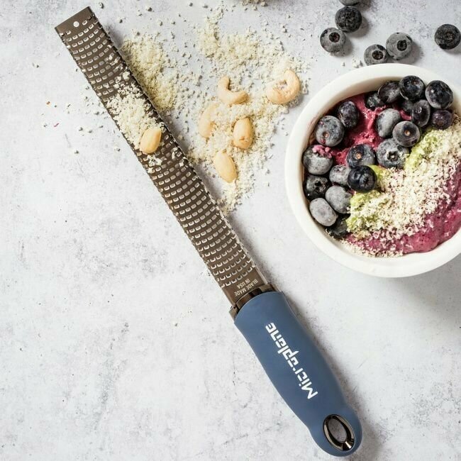 Ручной измельчитель Microplane Premium для сыра, чеснока, шоколада и цитрусовых с острым лезвием и защитной крышкой – удобная терка для кухни