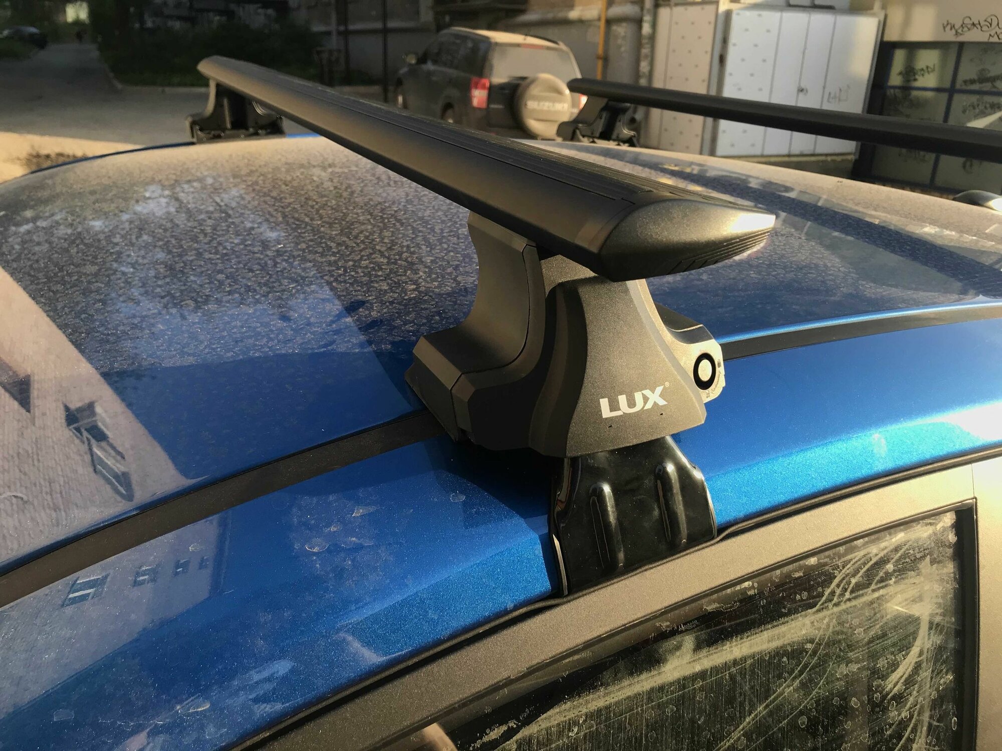 Багажник на крышу универсальный D-Lux 1 черный крыловидный 130 см./ Багажник на крышу универсальный Д-Люкс 1