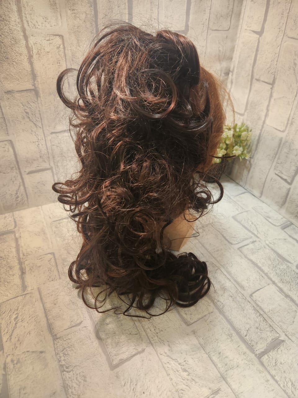 Хвост-шиньон Eva на крабе, имеет кудрявую структуру, выполнен из премиум материалов, имеет цвет Коричневый