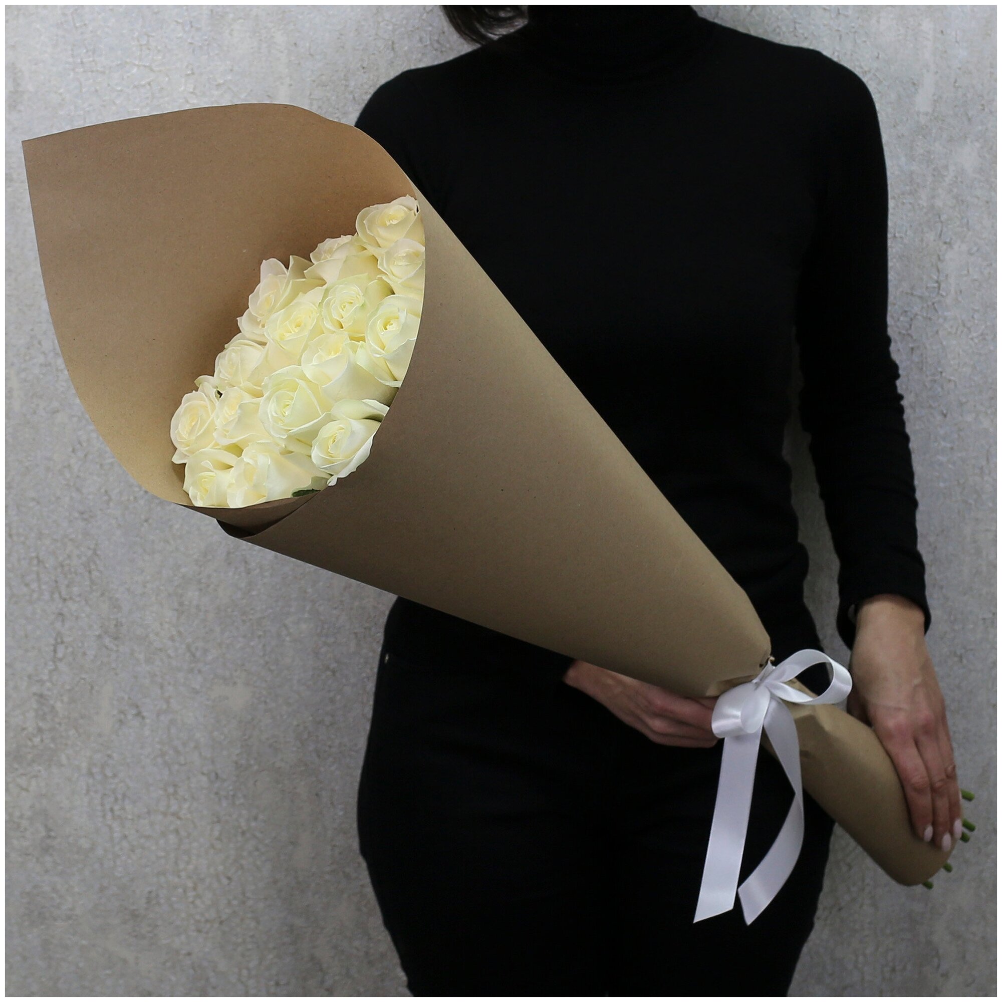 Цветы живые букет Flor-Pro Flowers из 15 белых роз Аваланч 80 см в крафт-бумаге