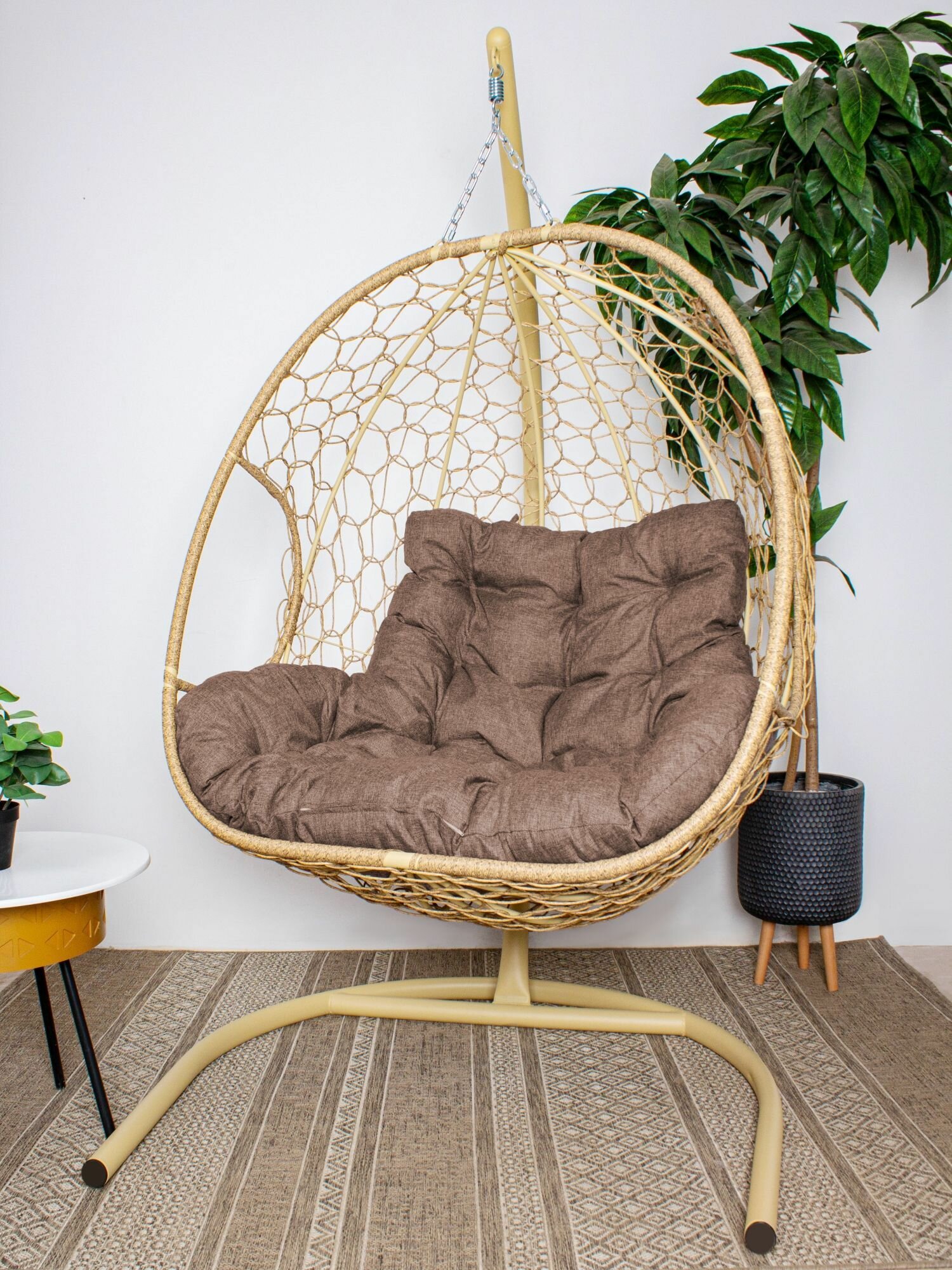 Подвесное кресло для двоих элит с ротангом бежевое, подушка Какао