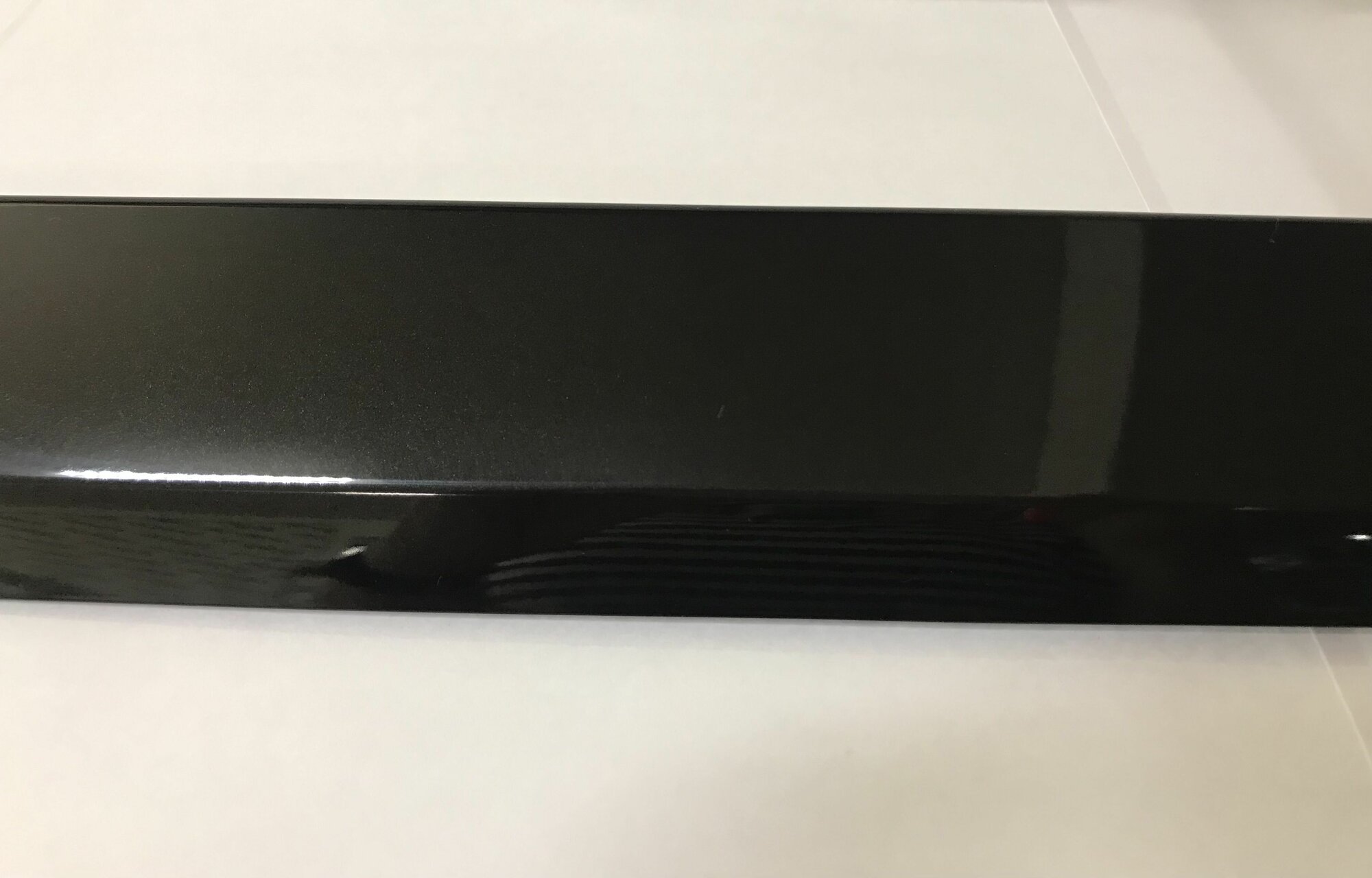 Накладка крышки багажника (без отверстия под камеру, без отверстия под кнопку откр. багажника. Цвет Черная жемчужина) LADA Vesta