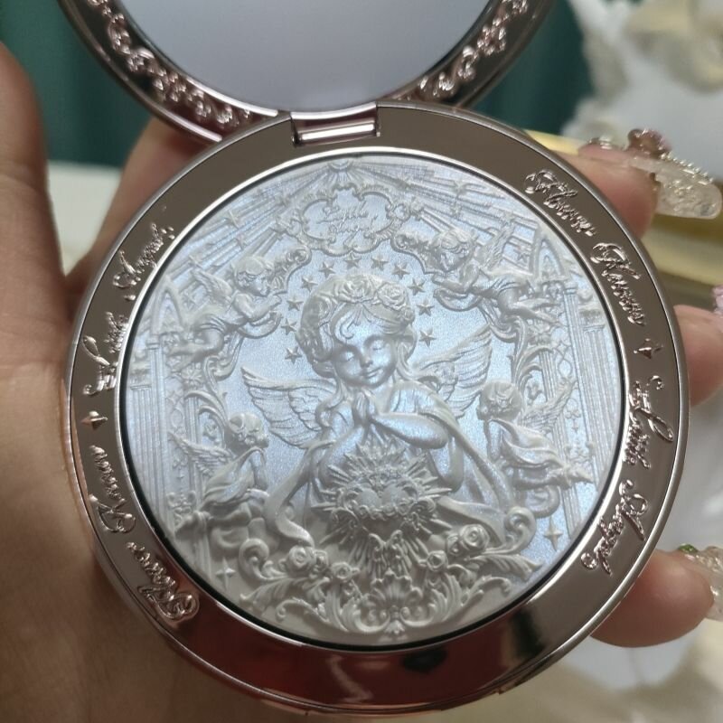 Пудра-хайлайтер Flower Knows Little Angel Emboss, естественно осветляет водянистую и трехмерную основу для макияжа.