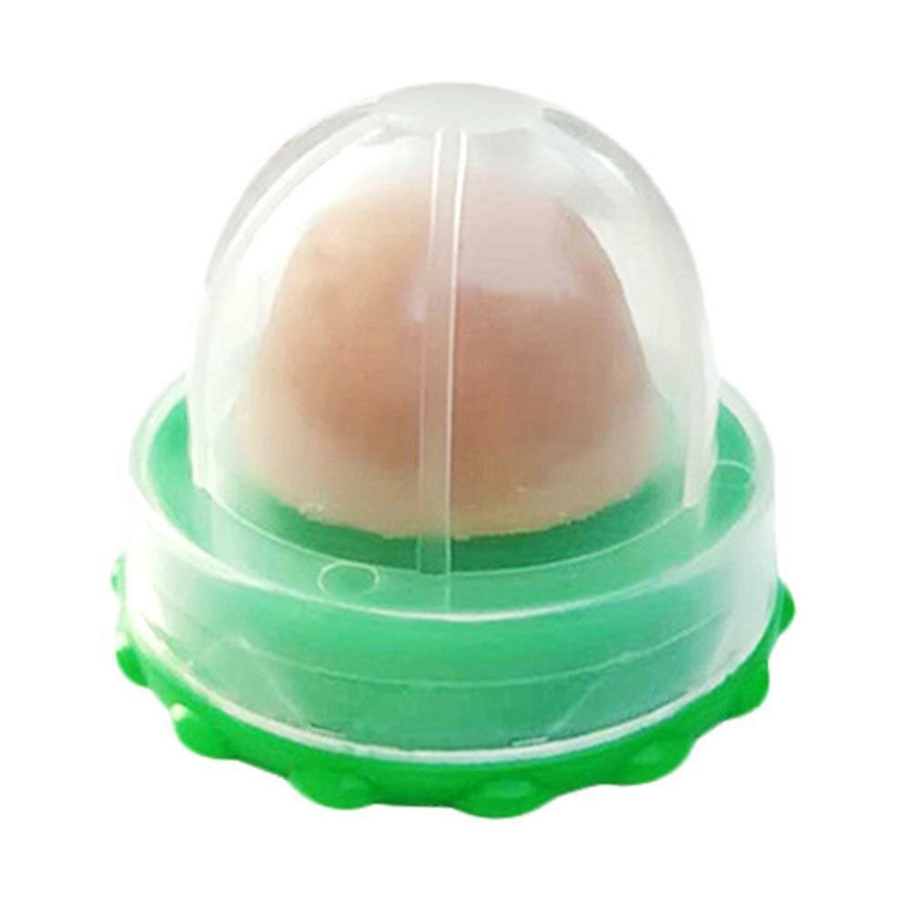 Кошка лижет леденец с кошачьей мятой для котенка, повышающий энергию питья.