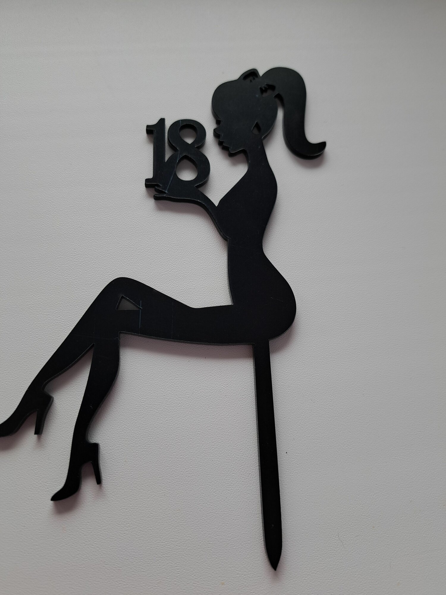 Топпер для торта "Силуэт девушки 18".