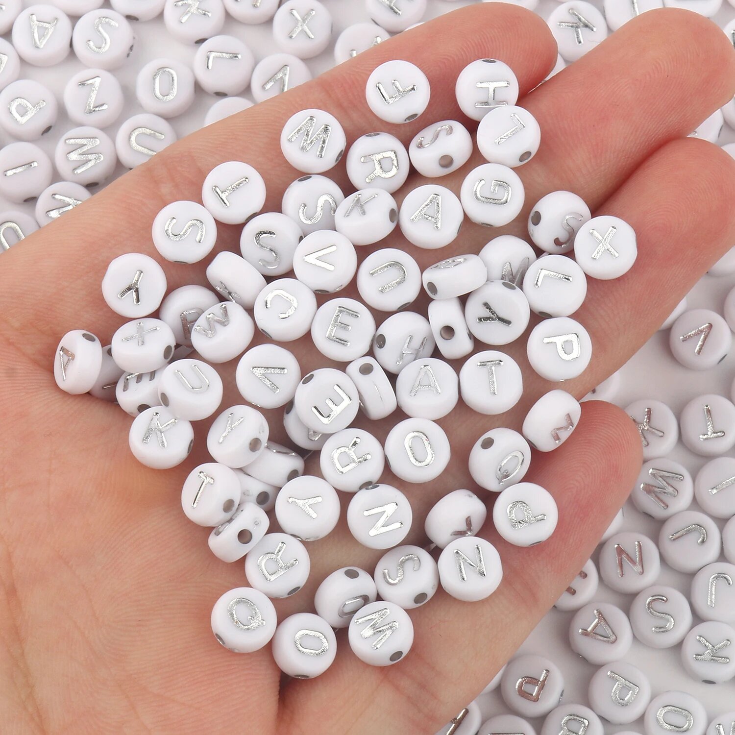 Черные акриловые бусины с буквами GMB724 Белый, 100pcs, white silver