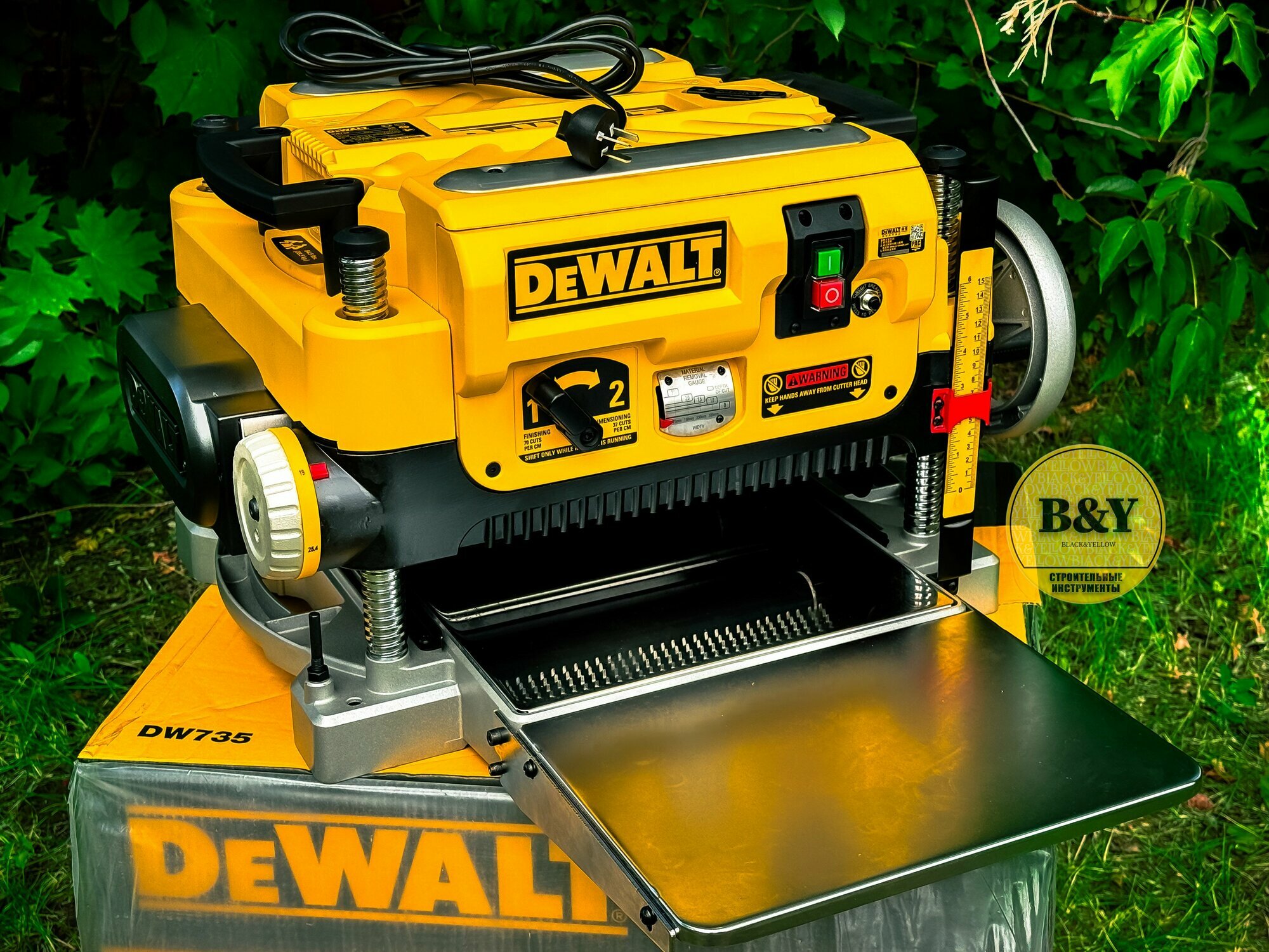 Рейсмусовый станок DeWALT DW735 с навесными столиками DW7351