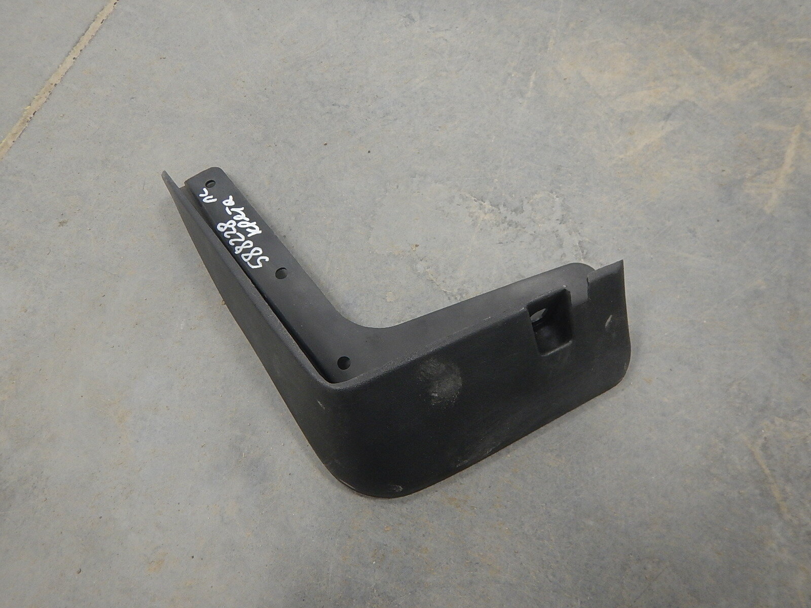 Б/У Брызговик передний левый, Hyundai (Хендэ)-CRETA (16-21) HYUNDAI CRETA (16-21) дубликат,новый,потертости 588228 Hyund...