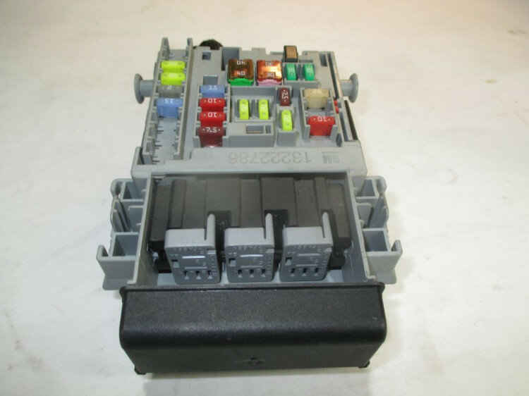 Блок предохранителей салонный 13222786, 1252747, 95217205 Шевроле Круз Орландо Опель Астра J