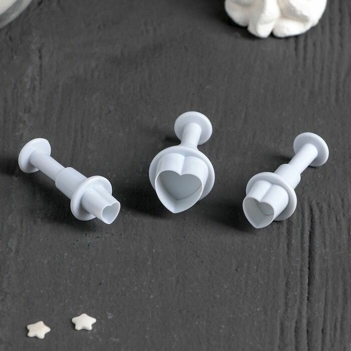Форма для выпечки и выкладки/ Набор плунжеров кондитерских Сердечко , 3 шт: 1,6х1,1 см, 1,4х1 см, 1х1 см, цвет белый