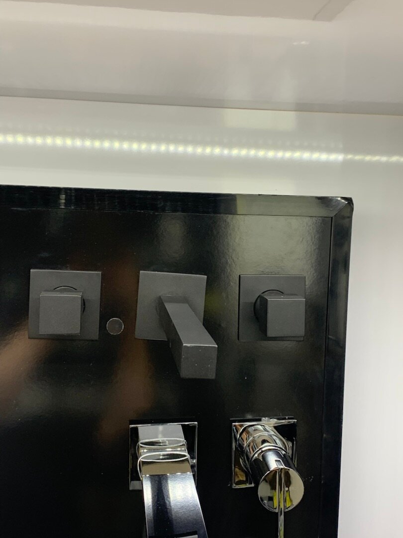 Смеситель для раковины настенный встроенный на 3 отверстия BRUMA ESCUDO 102 950 2NS черный