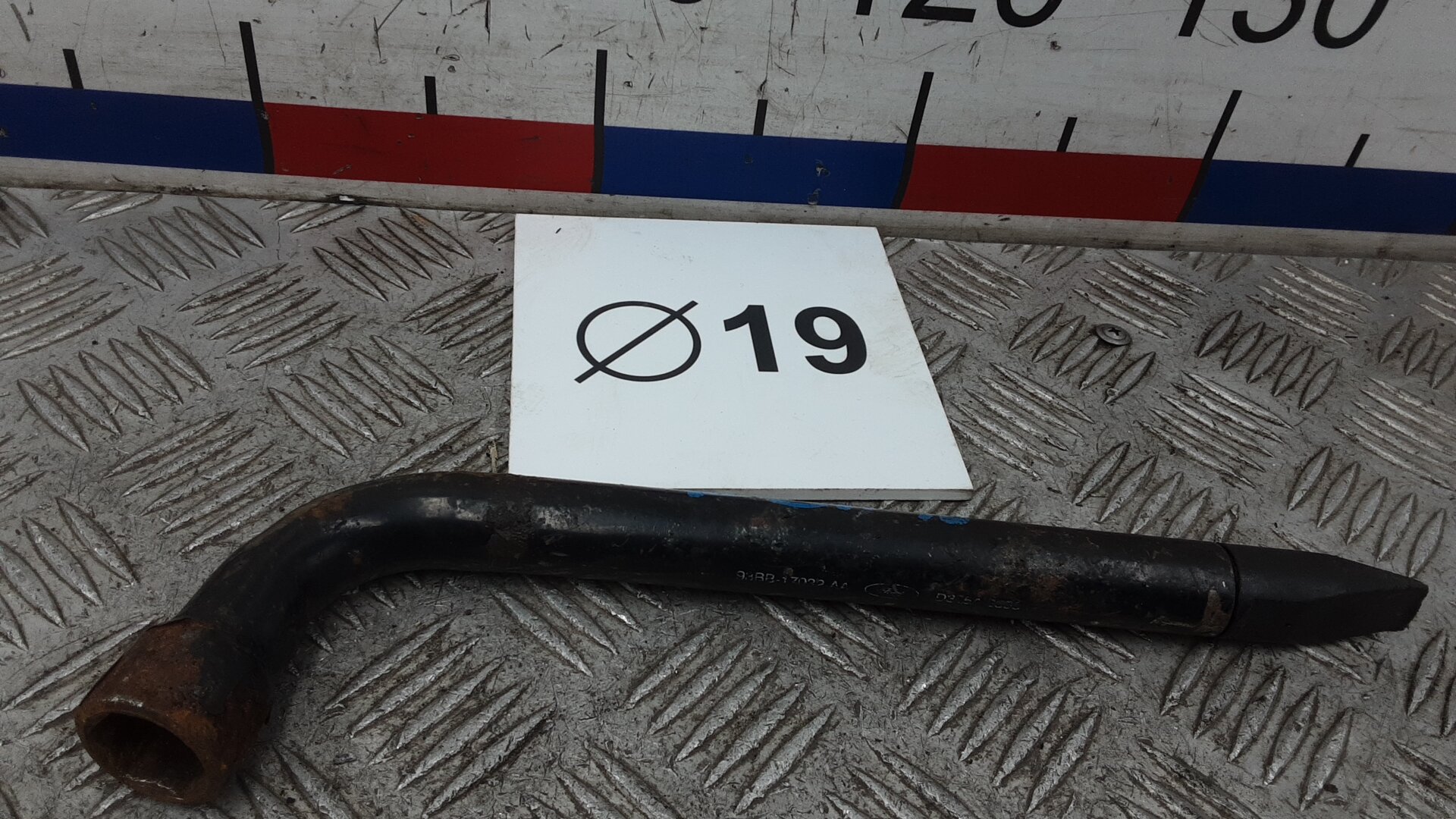 Ключ колесный CHRYSLER 300C 1