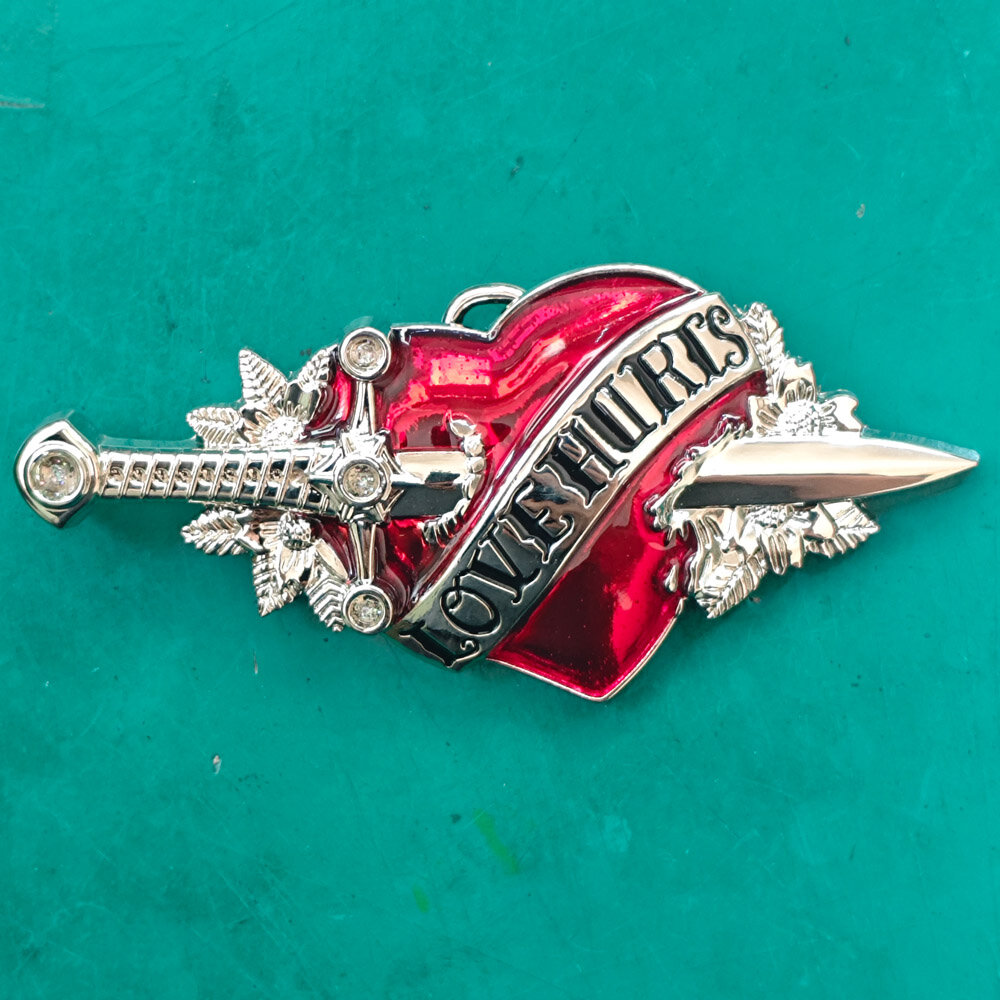 Ковбойская пряжка для ремня 40мм с любовь ранит мечом бляха на ремень мужской