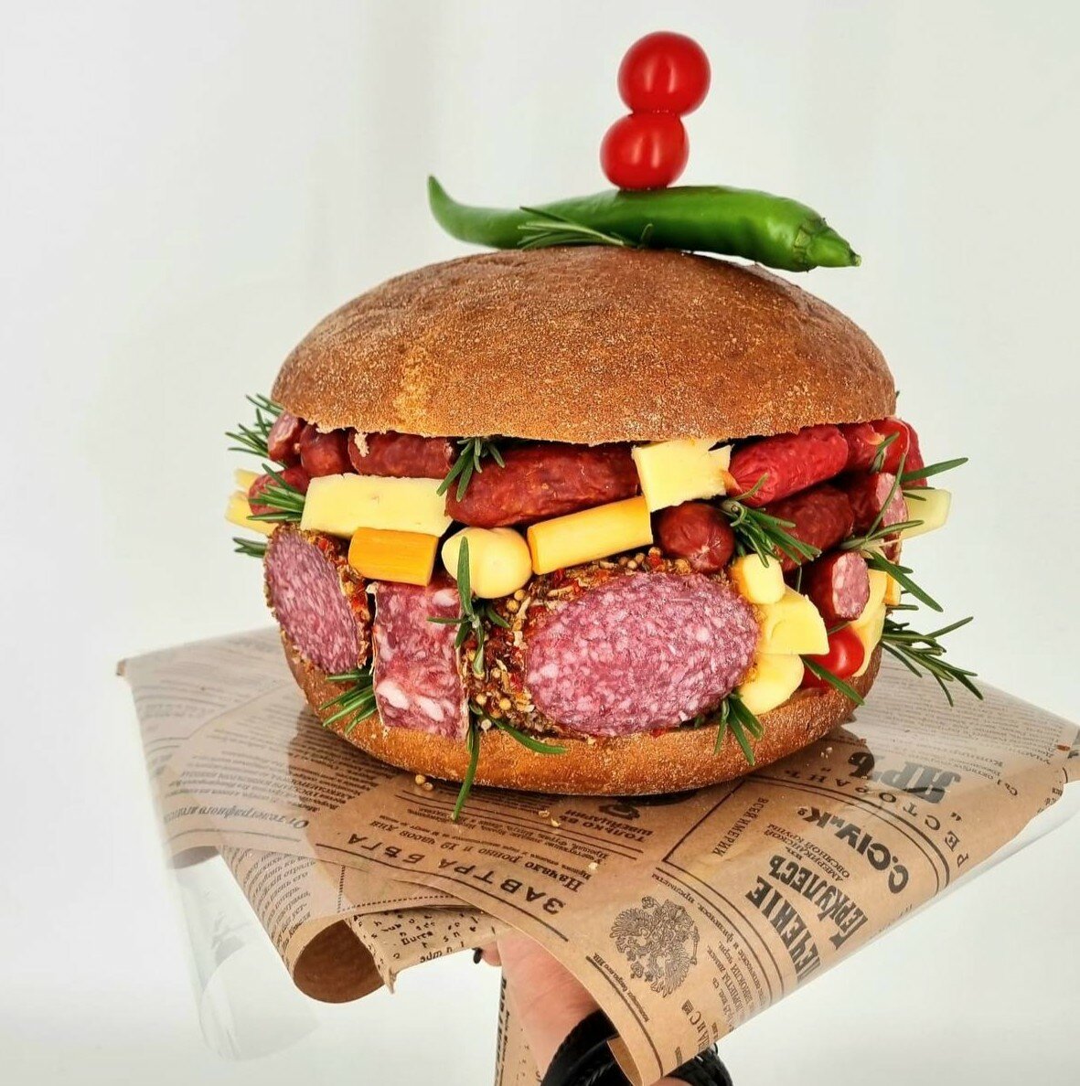 Съедобный букет бургер, гамбургер с колбасой и закусками. Мужской колбасный букет. Подарок мужчине на день рождения, юбилей