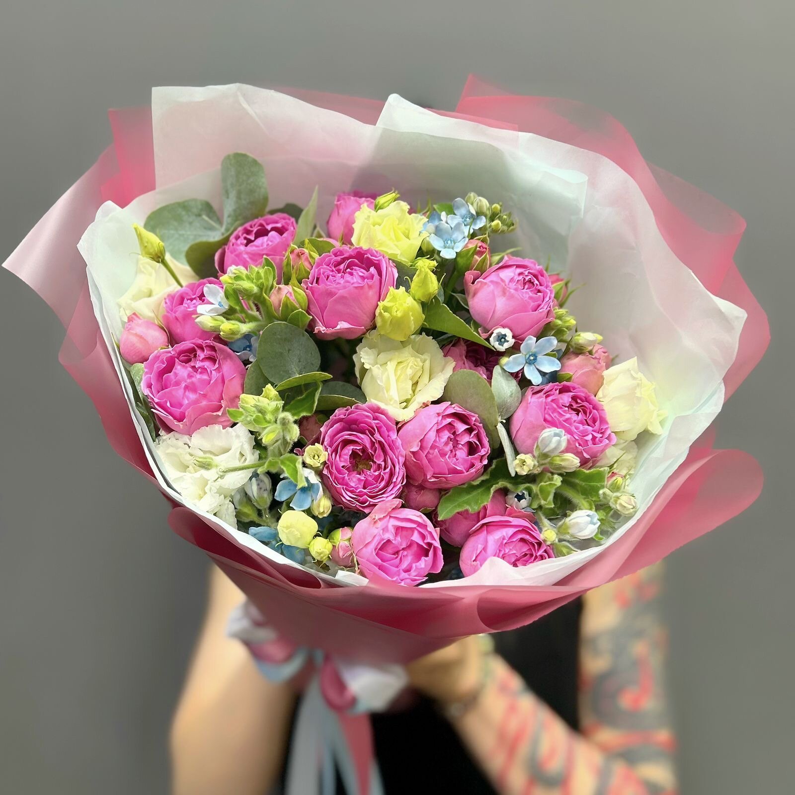 Микс из пионовидных роз Мисти Баблс, эустомы и оксипеталлума