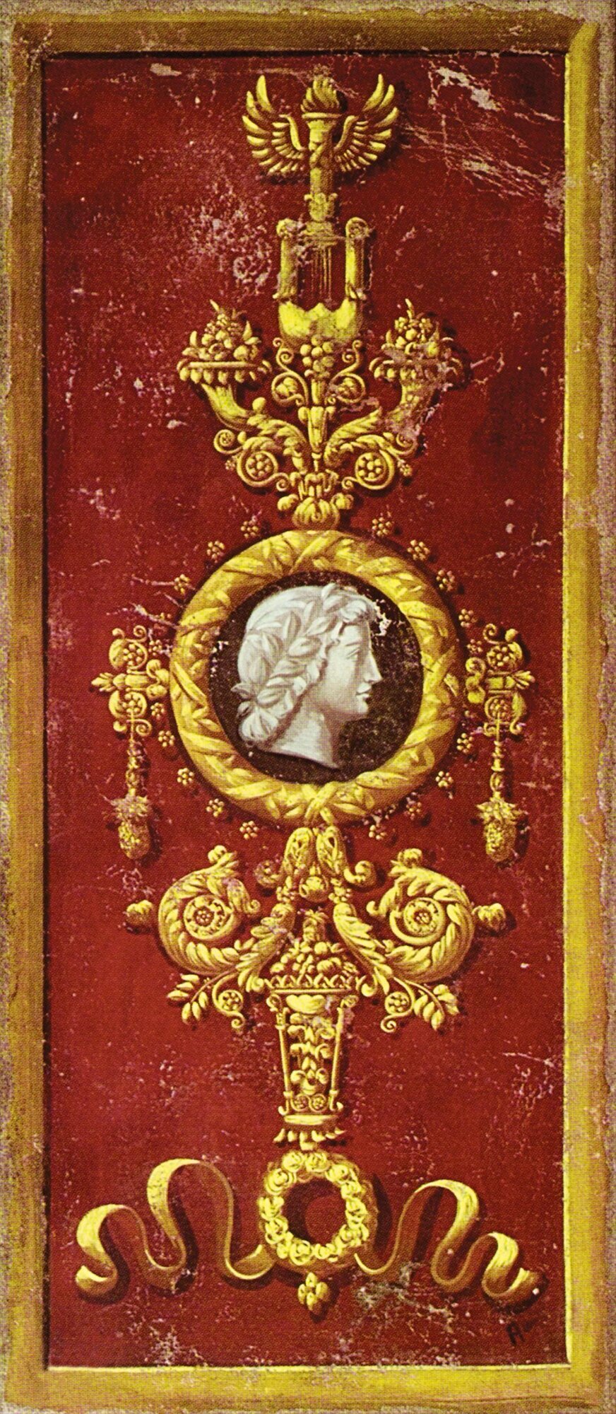 Фотообои Уютная стена "Портрет с золотыми украшениями" 120х270 см Бесшовные Премиум (единым полотном)