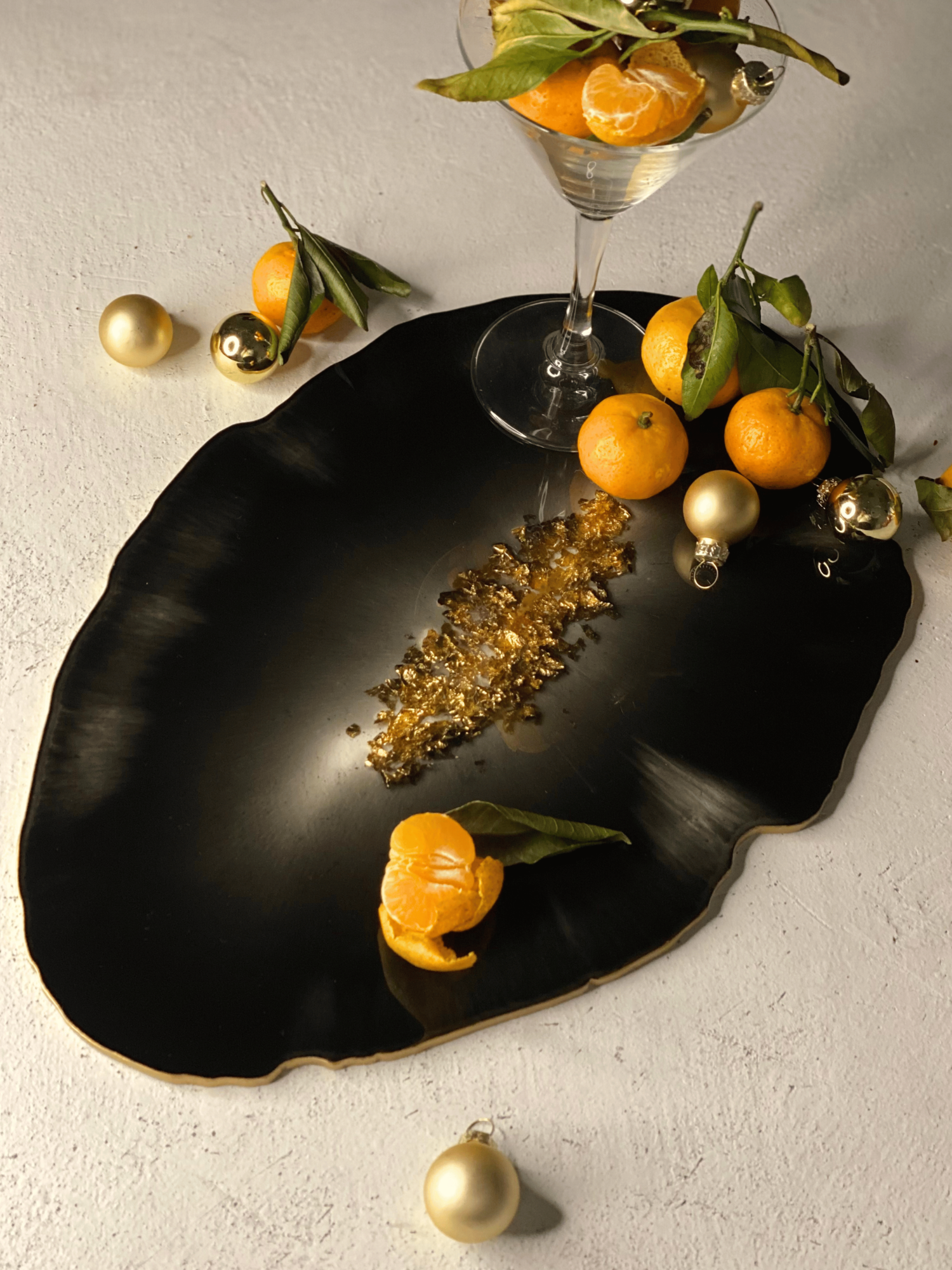 Сервировочная доска. для закусок и сыра INTEAMART. Золото на черном. Ручная работа. Эпоксидная смола