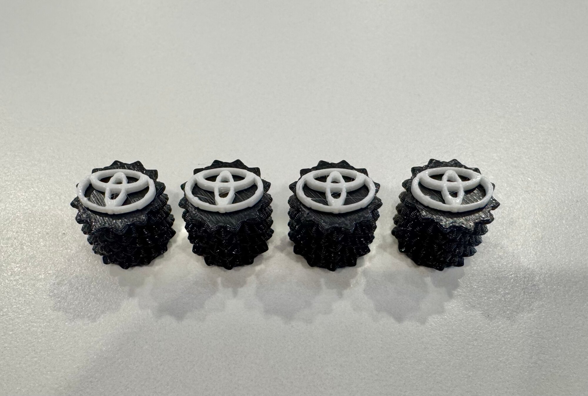 Колпачки на ниппель Toyota / Тойота, черные, пластик, Комлект - 4 шт.