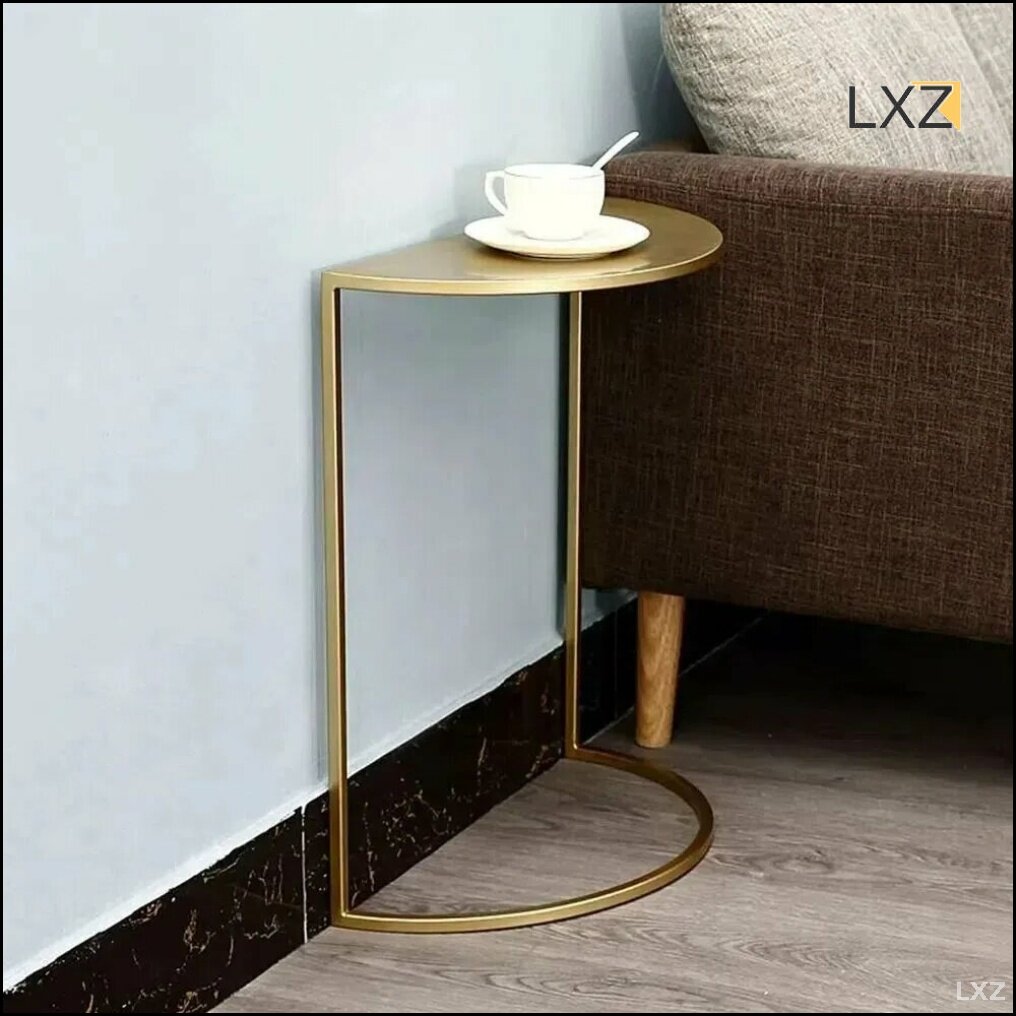 Эксклюзивная золотистая консоль Минимализм Ветер 40x20x50 см из металла