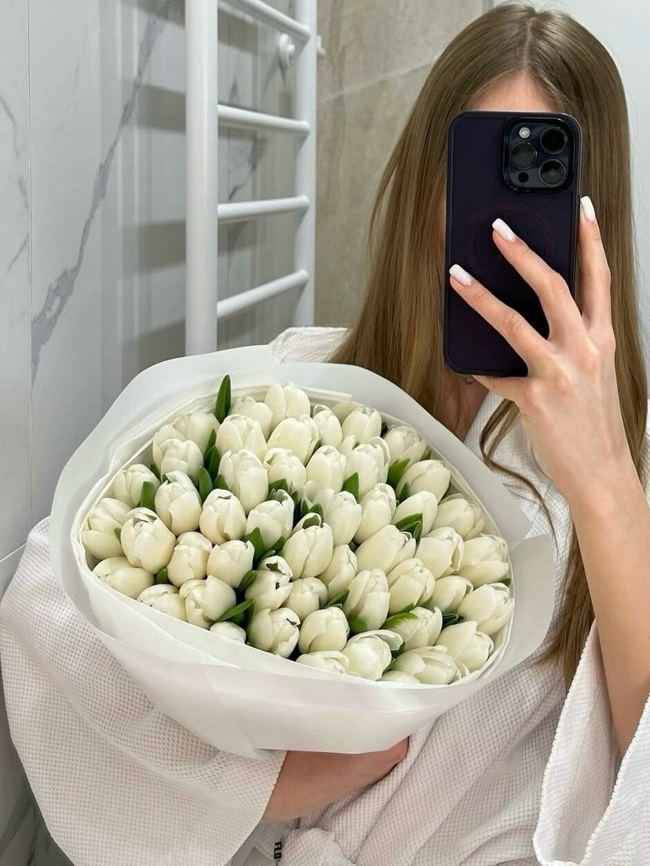 Букет из 51 белого тюльпана