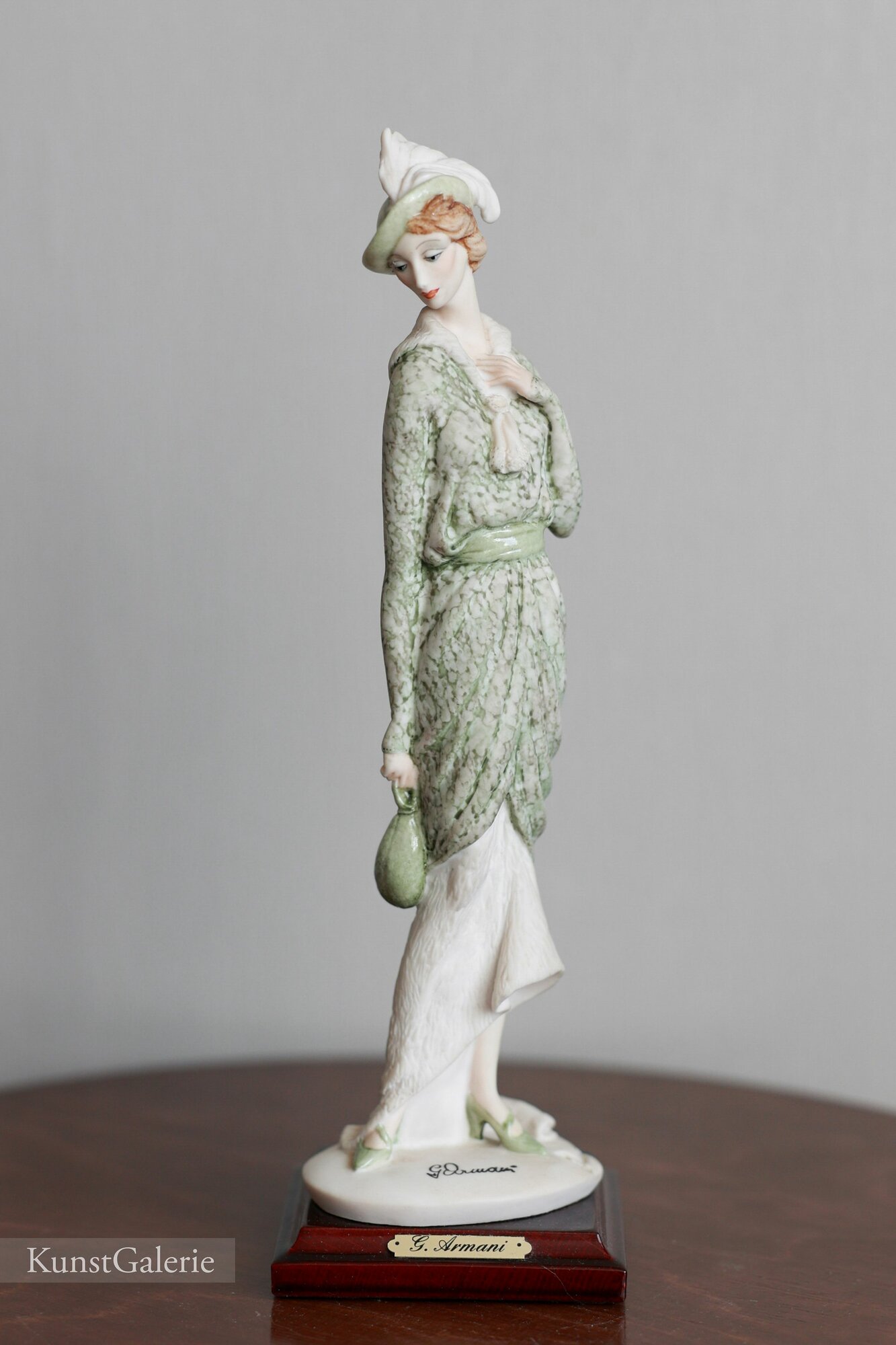 Статуэтка Дама с сумочкой, Giuseppe Armani Capodimonte Florence - Lady with Handbag, 0412C - Джузеппе Армани Каподимонте