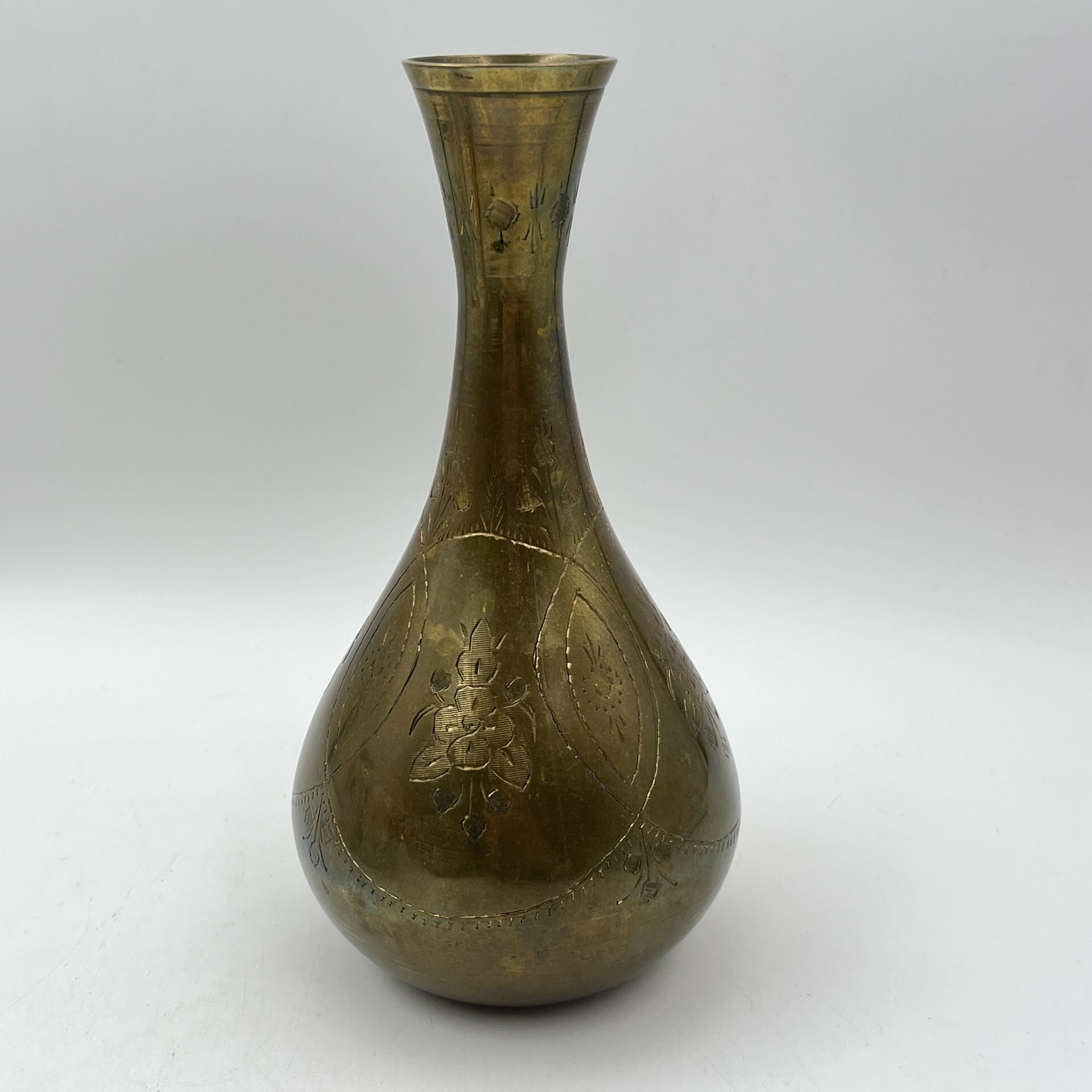 Ваза с узким горлом и растительным декором, латунь, гравировка, Индия, 1970-1990 гг.