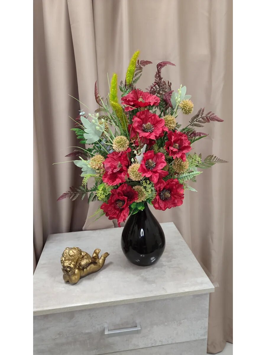 Композиция из искусственных маков в керамической вазе