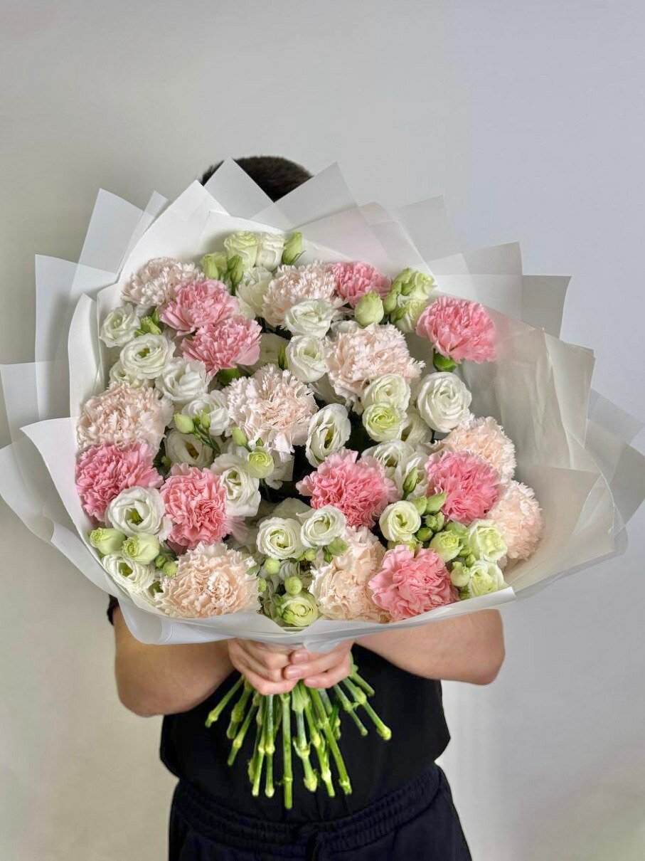 Сборный букет цветов с доставкой из эустомы и махровых диантусов FlowersGo