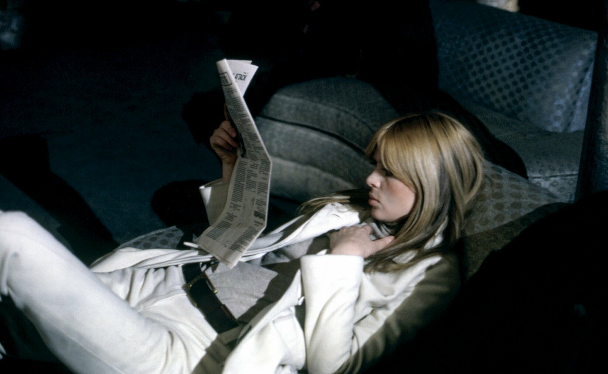 Плакат, постер Нико: газета и белый костюм-1960-е на бумаге, размер 21х30см