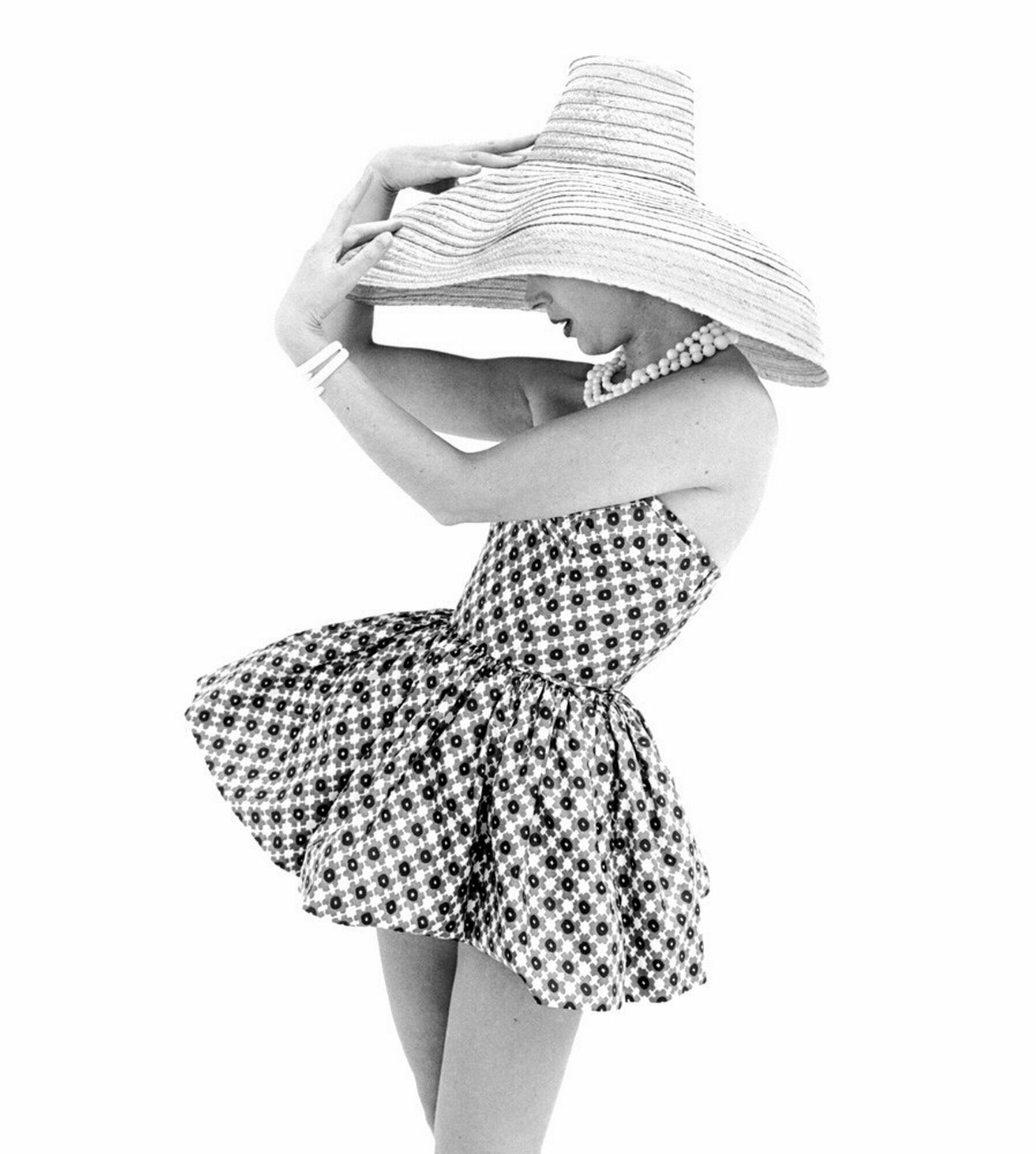 Плакат, постер Шляпа и жемчуга-мода 1950-х на холсте, размер 42х60см