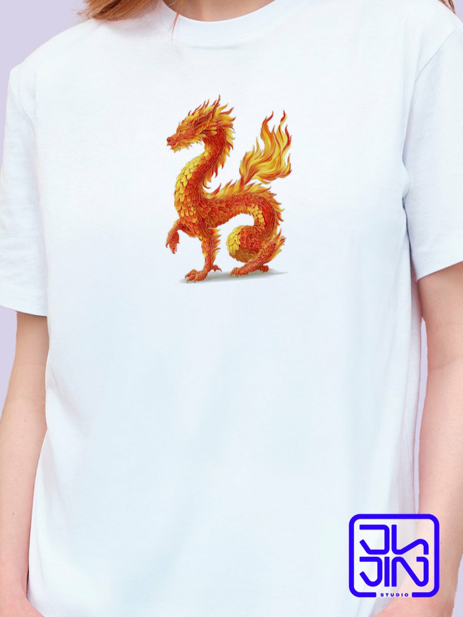 Футболка классическая женская с авторским принтом Аниме дракон огненный, агрессивный в белом фэнтези стиле с оранжевыми пламенем, белый хлопковый трикотаж с прикольным рисунком на груди
