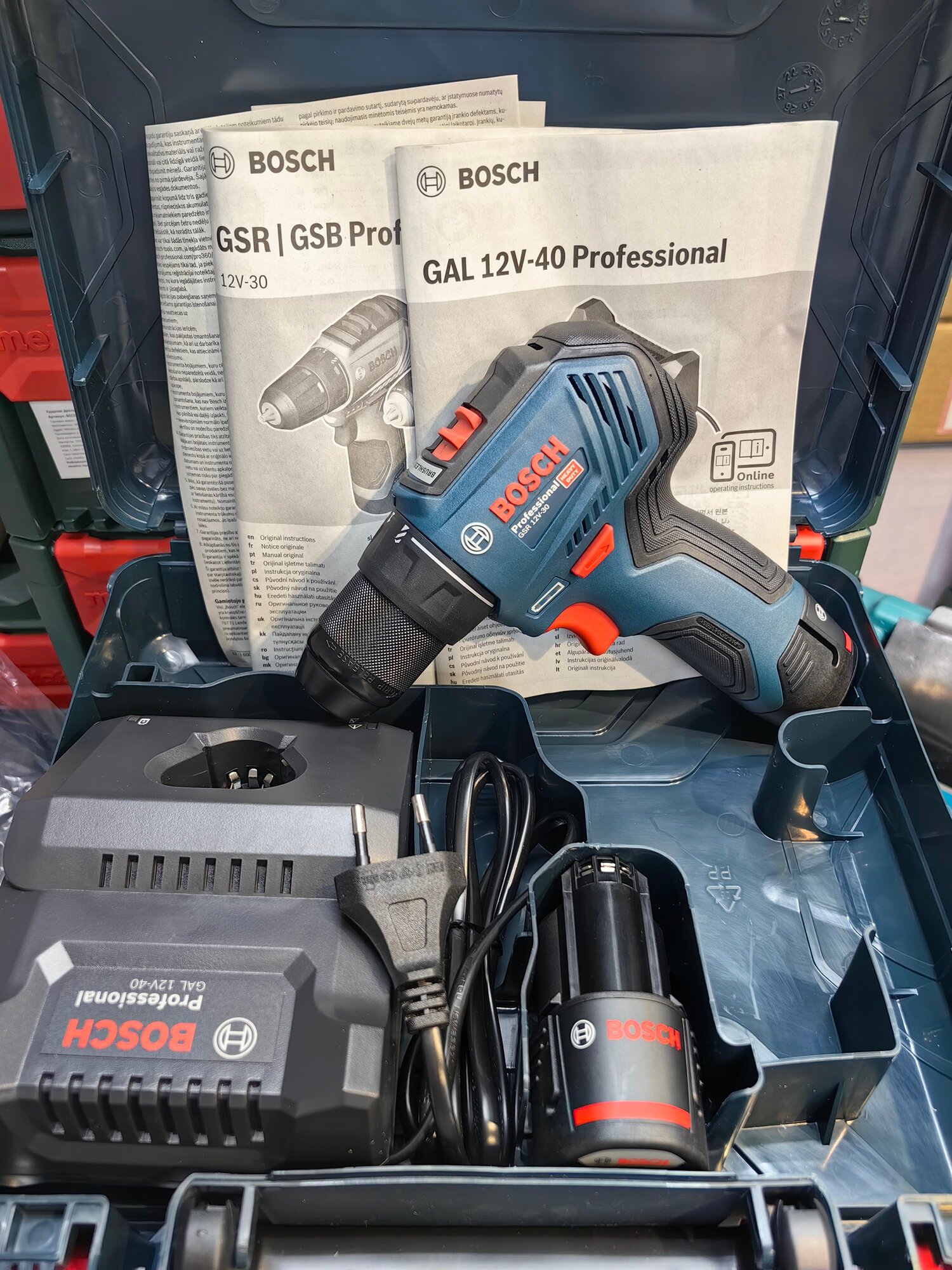 Аккумуляторный бесщеточный шуруповерт Bosch GSR 12V-30 , Кейс ,2 аккумулятора 2 Ач, зарядное устройство .