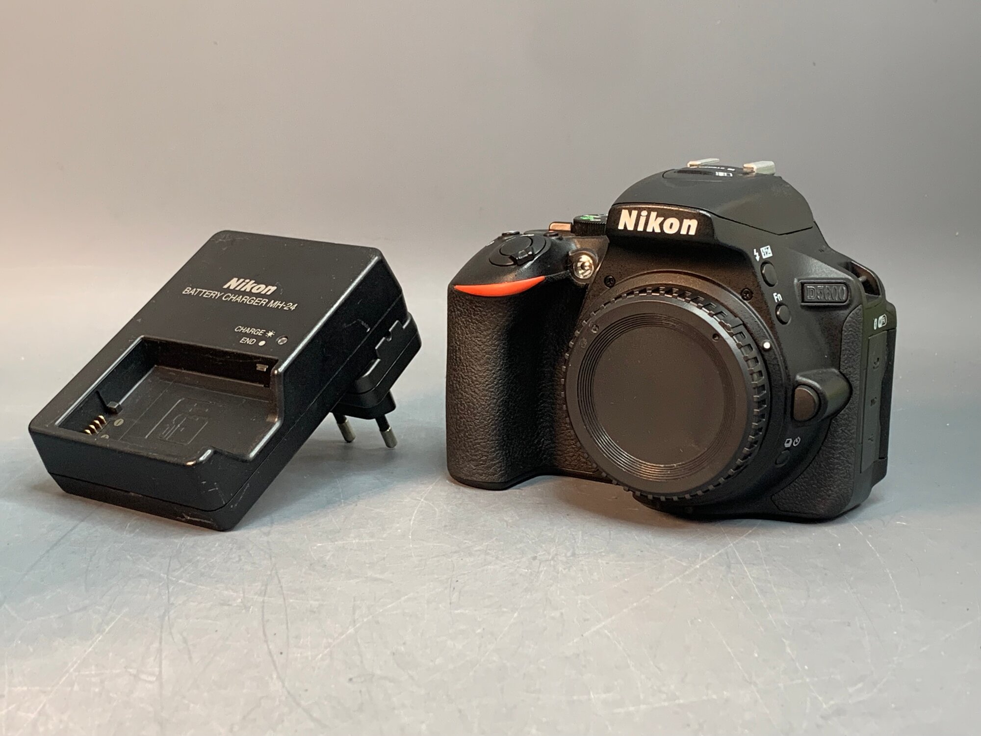 Nikon D5600 14.800 кадров