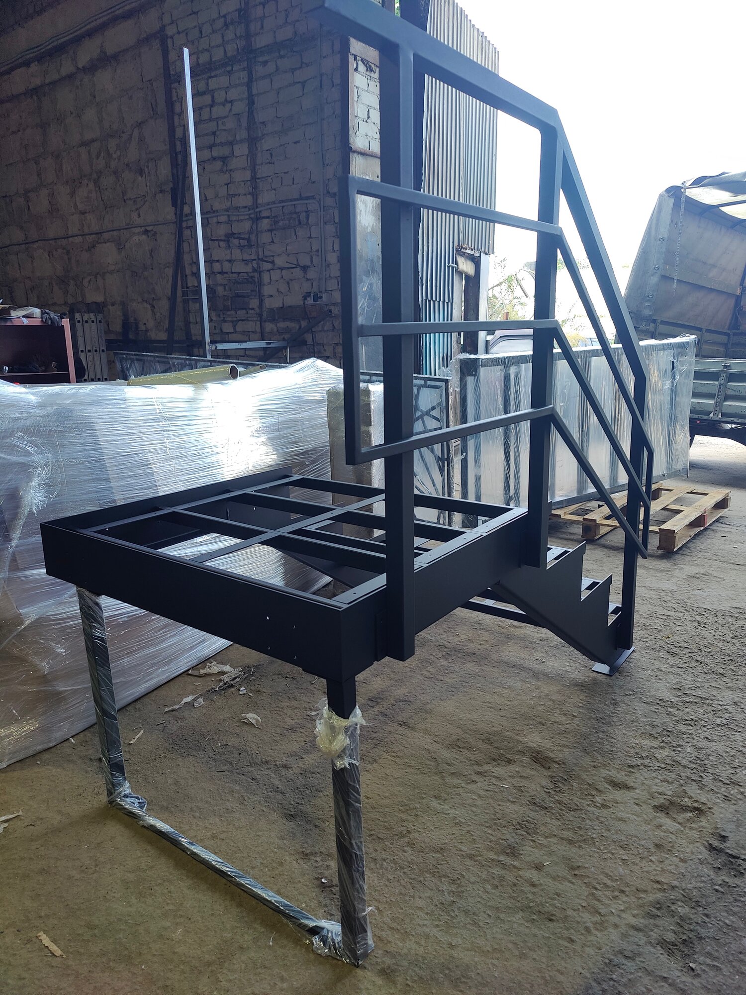 Лестница-крыльцо 4 ступени с площадкой, без ступеней ДПК, ограждения справа. Ширина 1 м, высота 68 см.