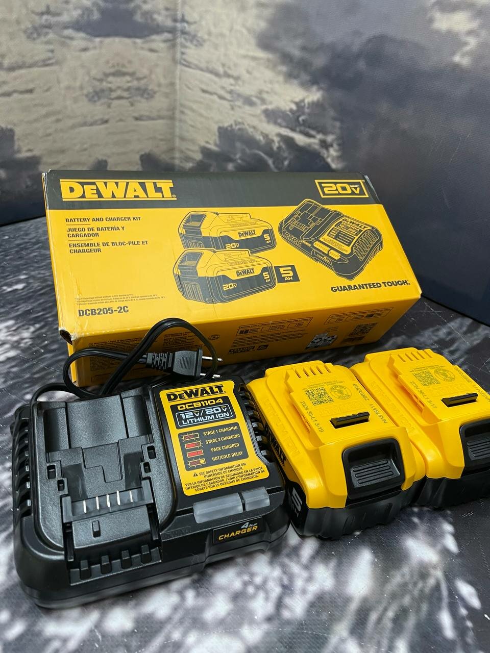 АКБ 2 шт (20V 5Ah, Li-Ion) и зу dewalt DCB205-2C