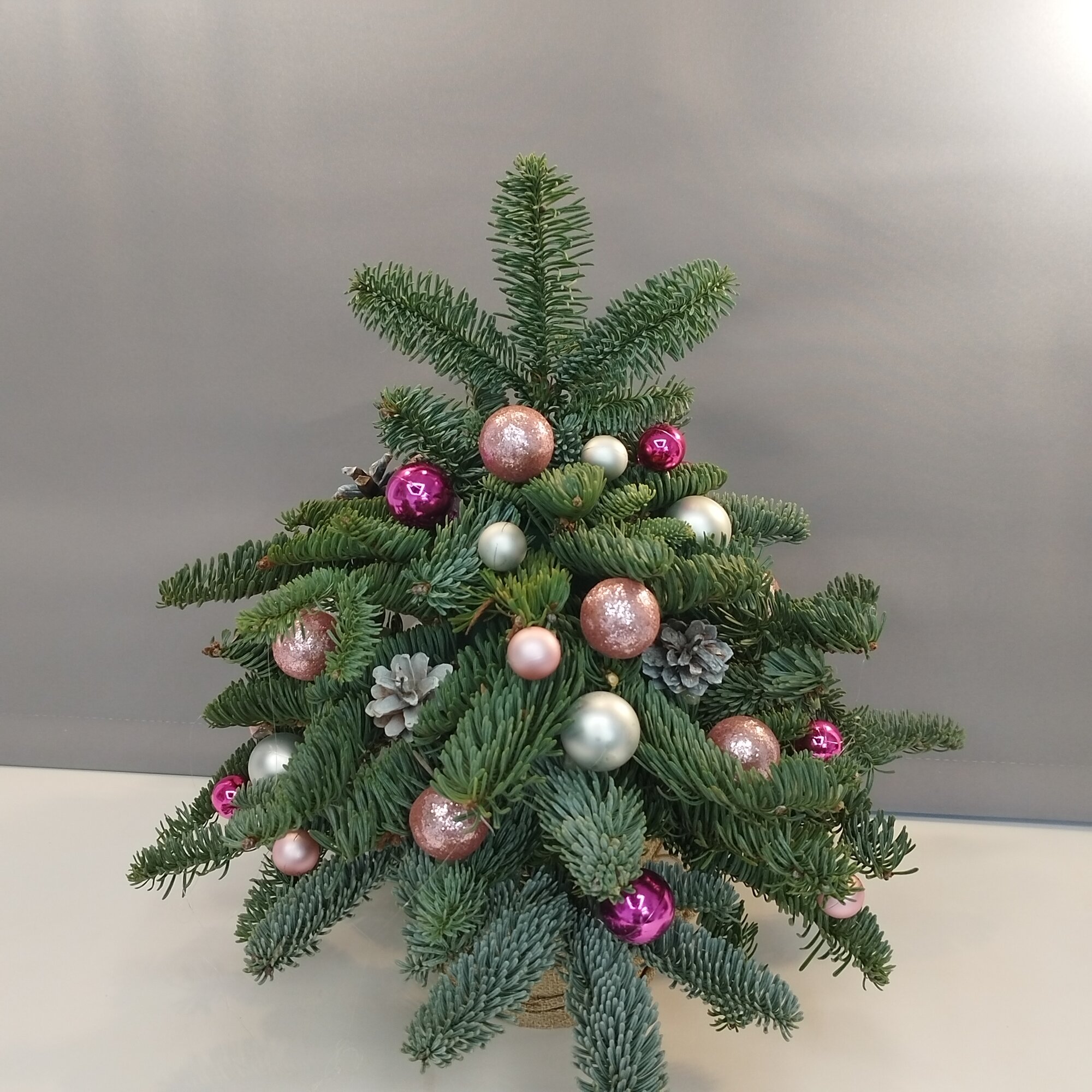 Ель из нобилиса с розовым декором