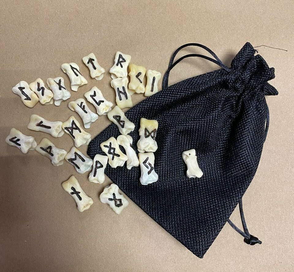 Руны скандинавские "Медвежий дух" из натуральной кости, набор с мешочком, 25 штук