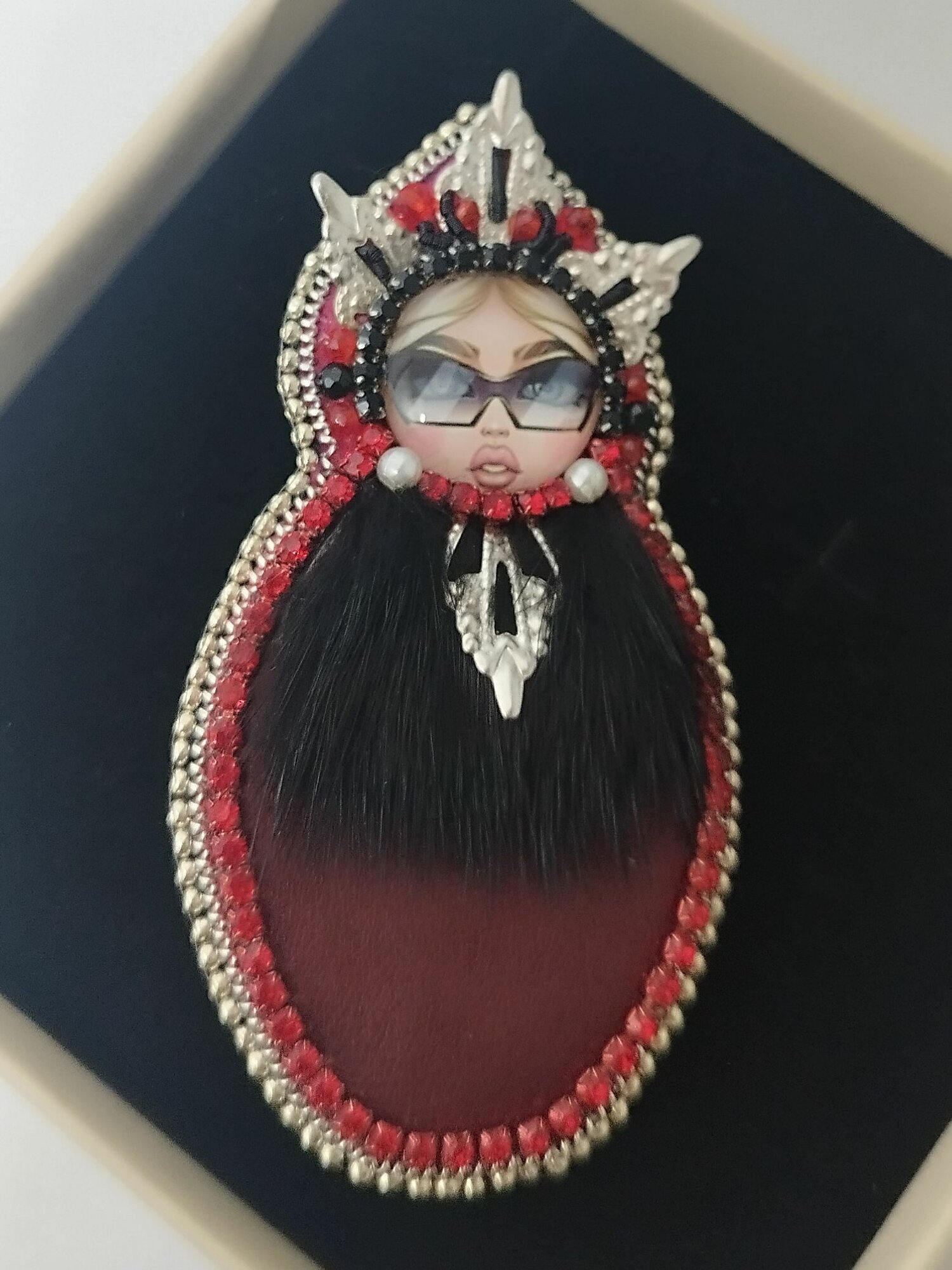 Брошь, стекло, бисер, стразы