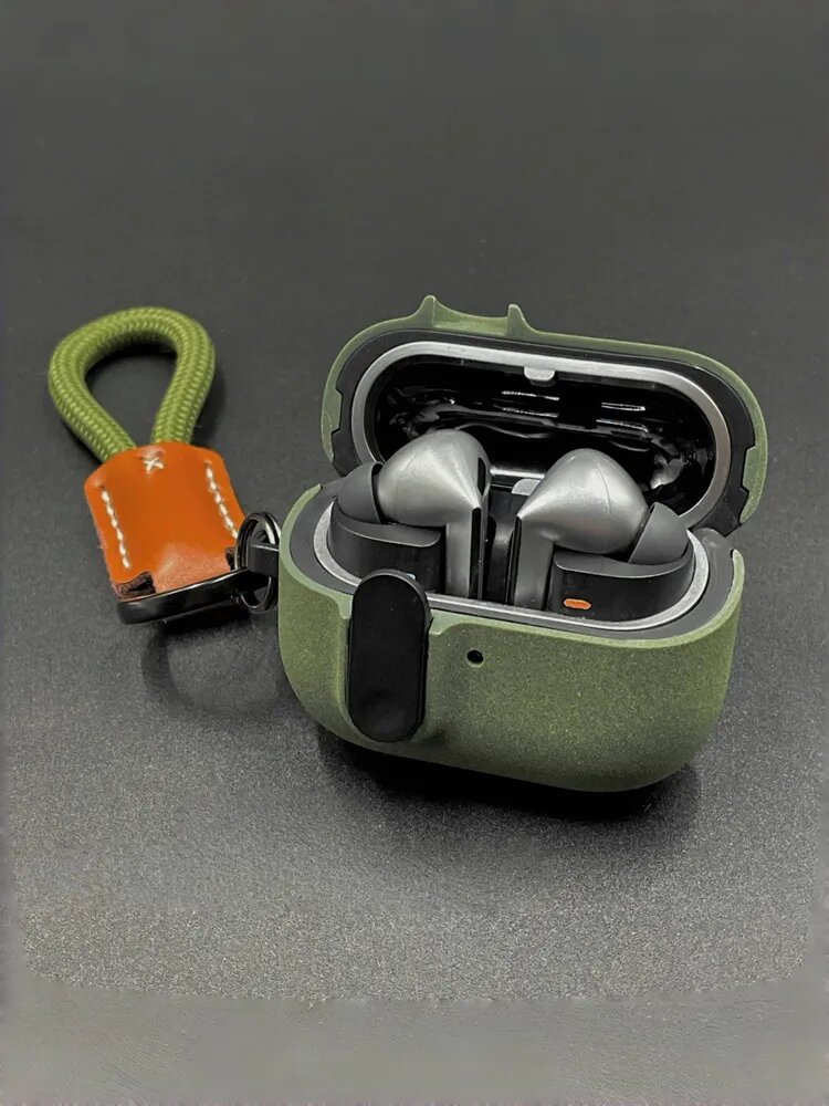 Чехол для наушников Samsung Galaxy Buds3 Pro / Buds3 FE с магнитным замком и карабином, темно-зеленый