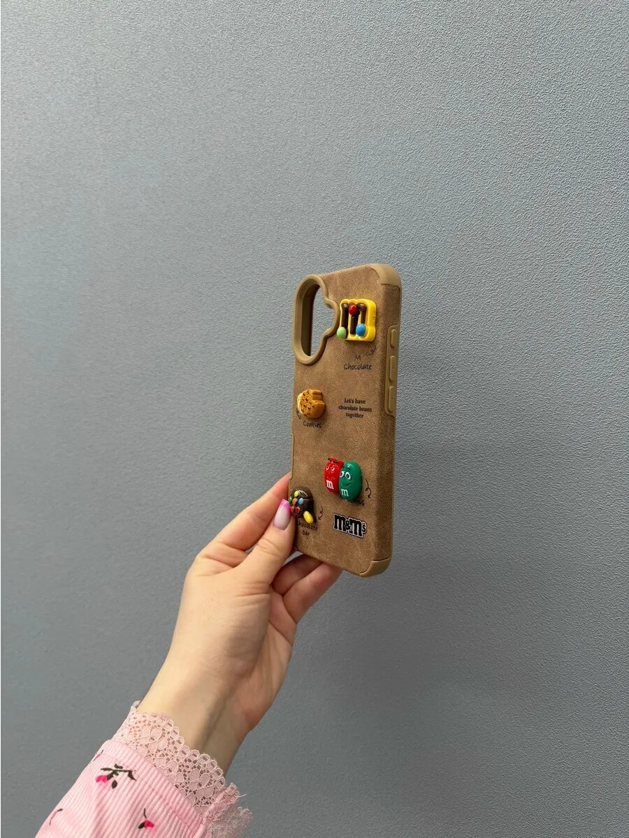 Чехол на Iphone 17, цвет коричневый , с крепко приклеенными фигурками — фото 1