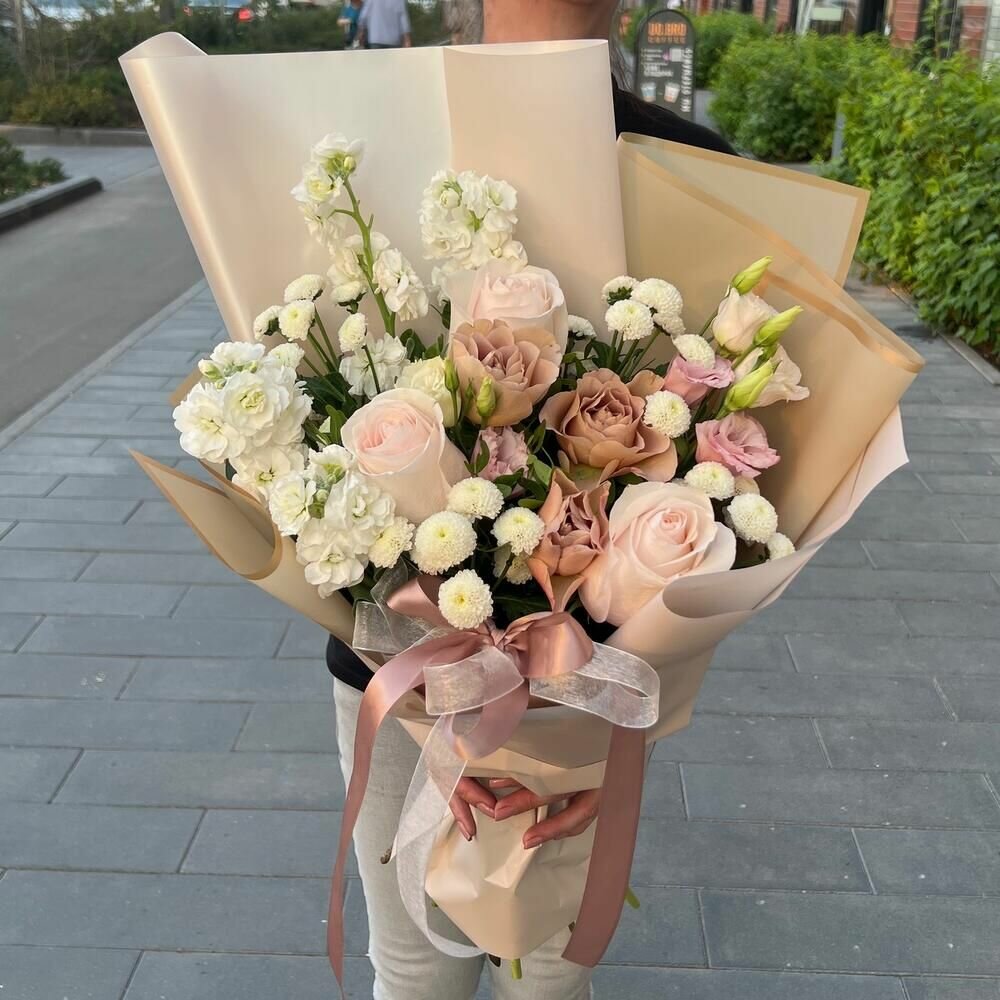 Букет из маттиолы, персиковых роз, розовой эустомы и кустовых хризантем - РИМСКАЯ РОЗА