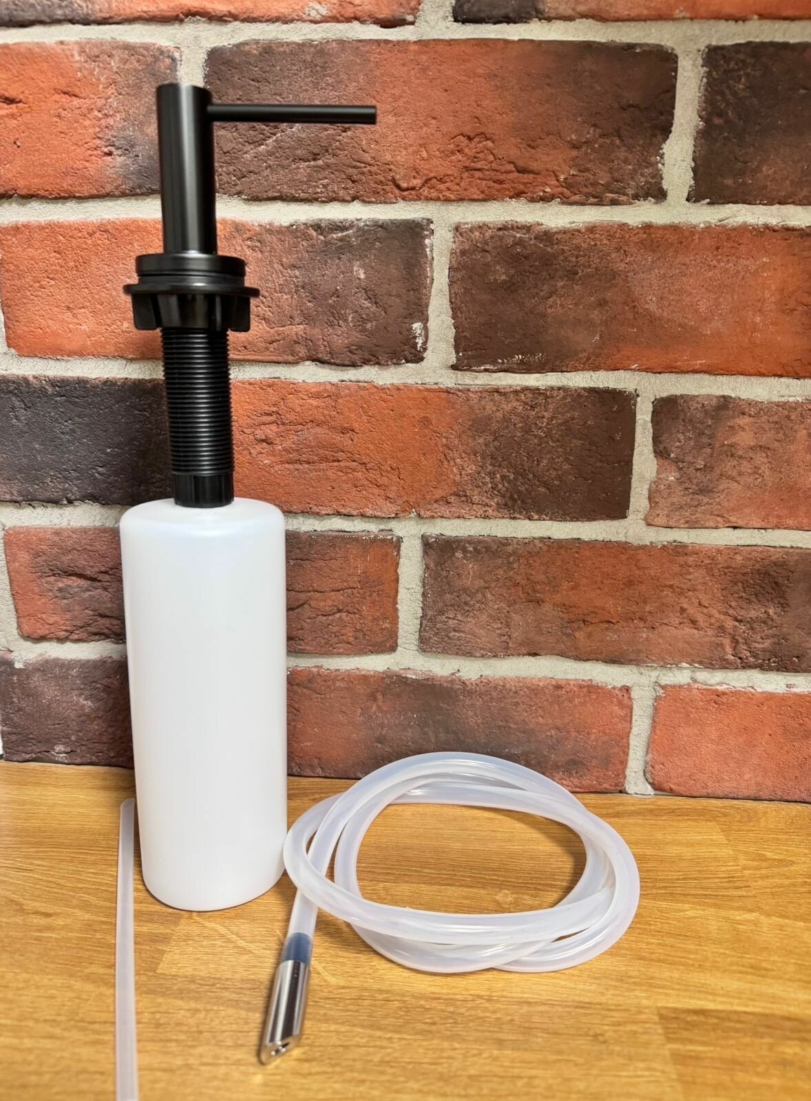 Дозатор для моющего средства встраиваемый на кухню, врезной, черный со шлангом