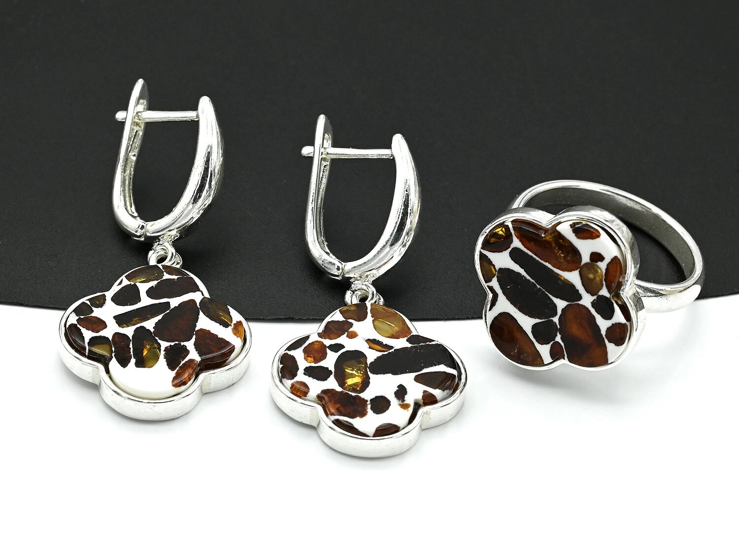 Набор Клевер 18*18мм с янтарём мозаика в посеребрении, 5,3г .